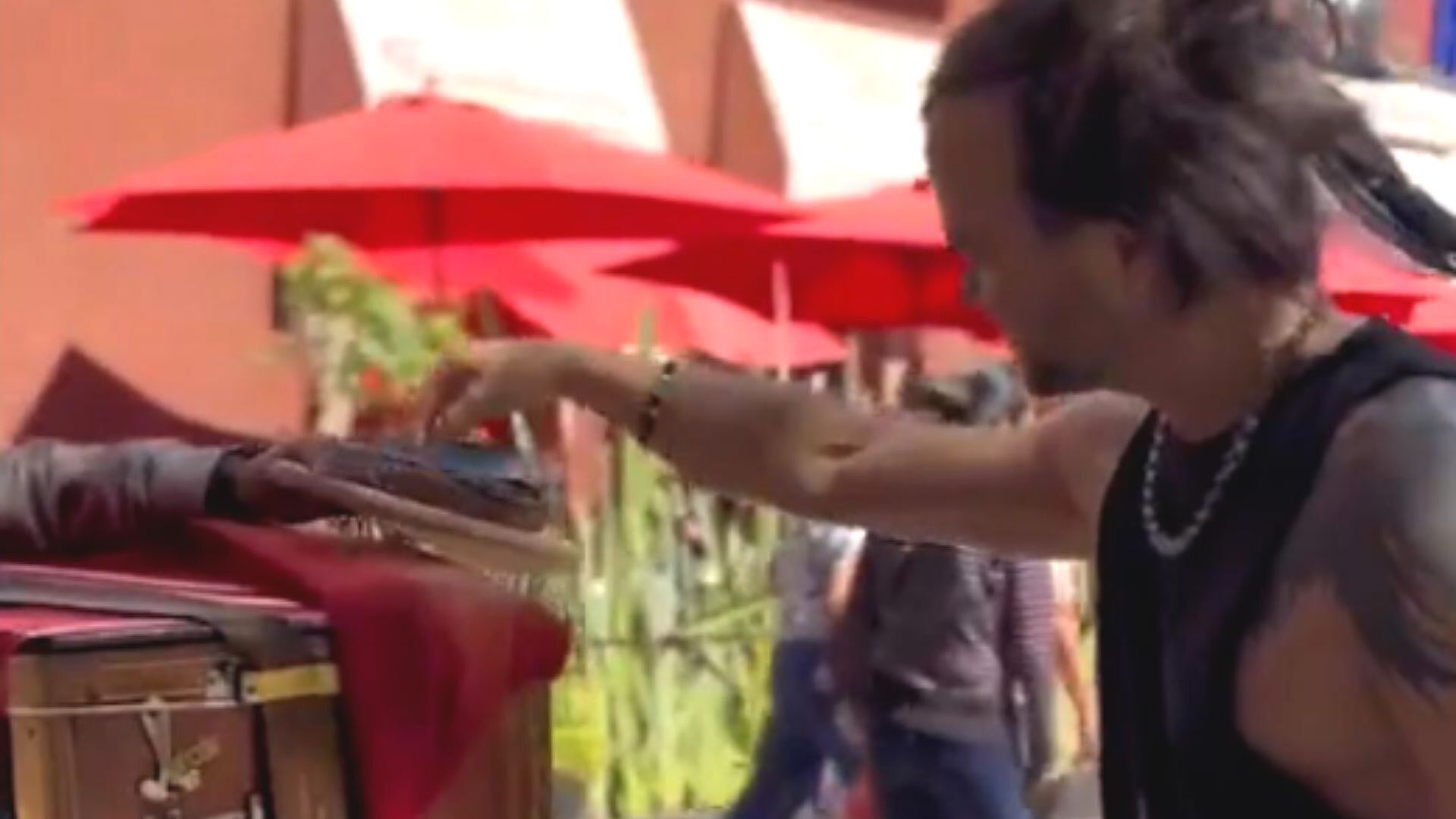 Vocalista de The Rasmus se pasea en Coyoacán y canta con un organillero ...