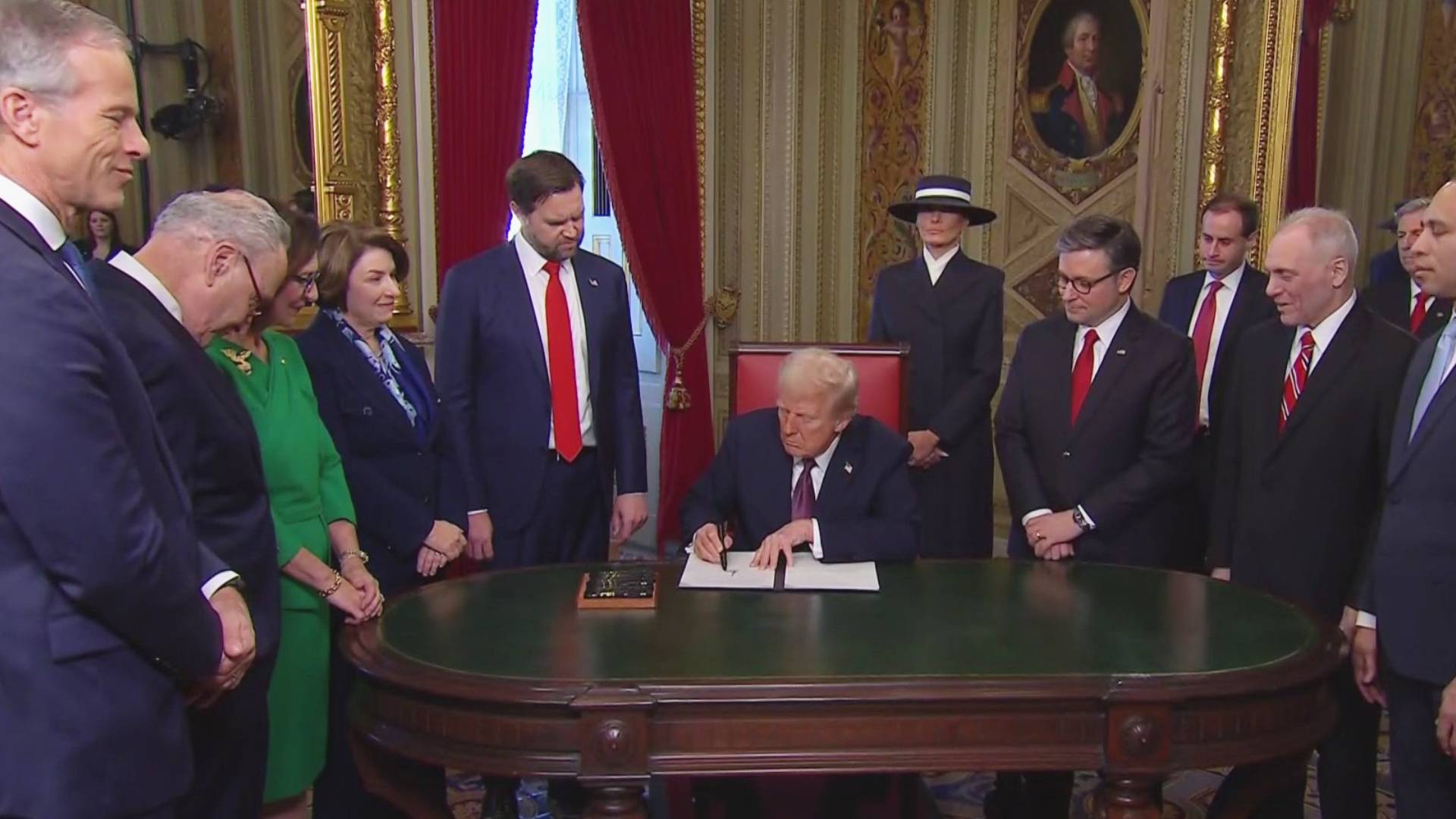 Trump firma los primeros documentos tras su posesión presidencial ...
