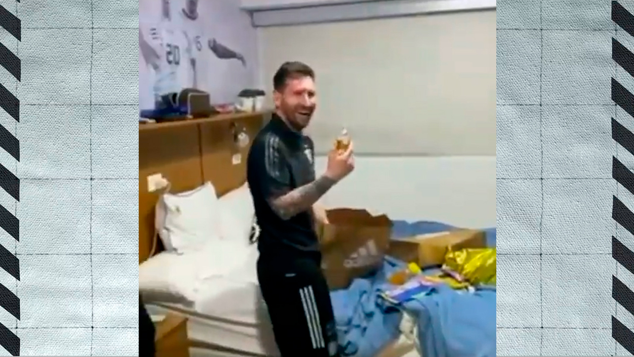Messi recibe de regalos yerba, vino y hasta agua bendita | TUDN Fútbol ...