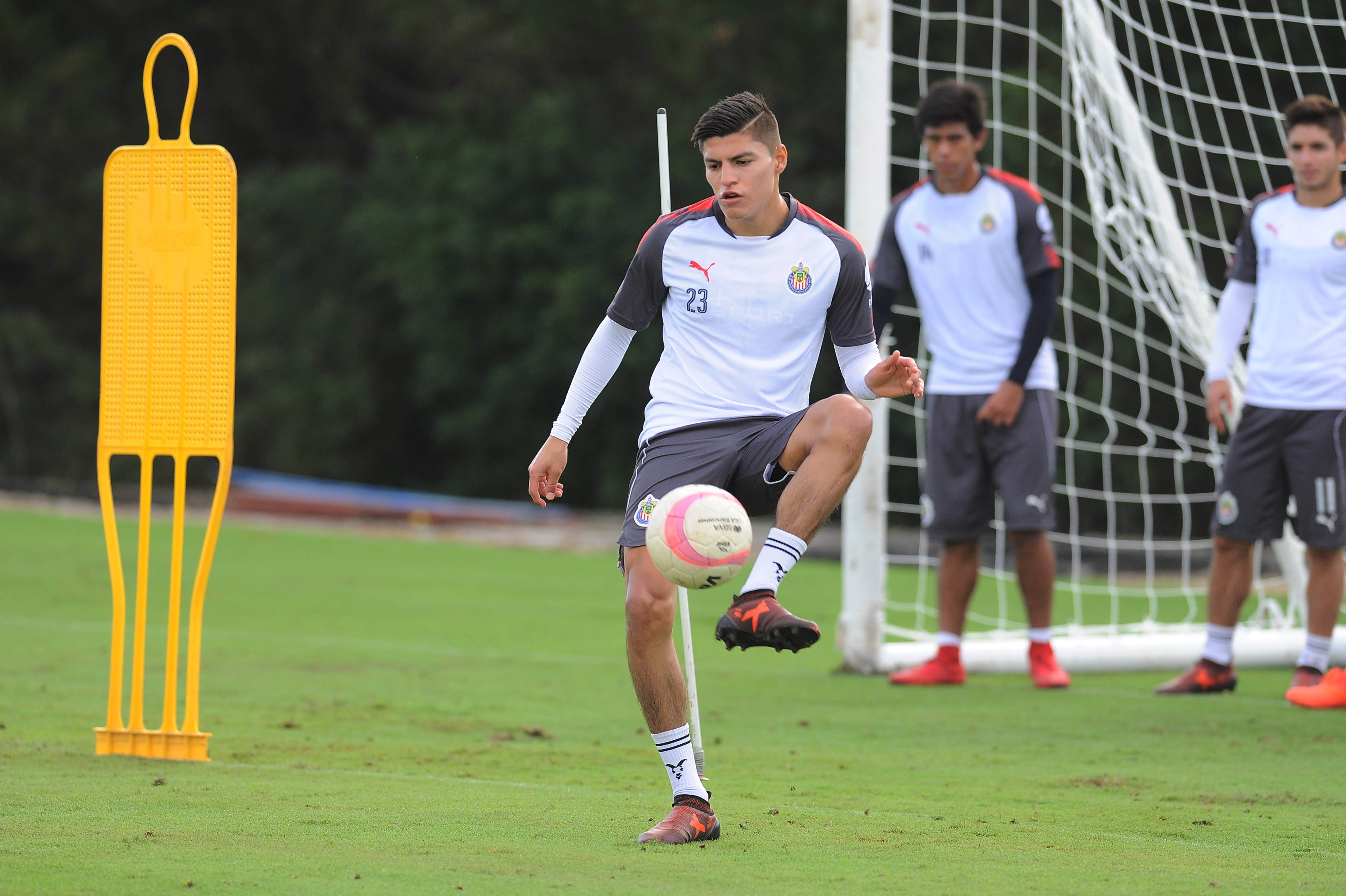 Ronaldo Cisneros hace su primer gol para Chivas en la victoria de 3-1 ...