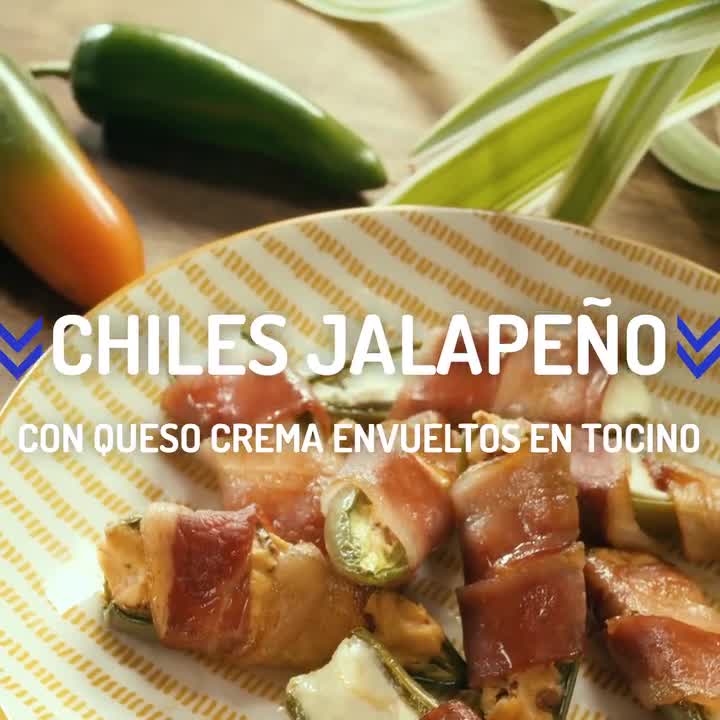 Chiles jalapeños rellenos de queso crema y envueltos en tocino ...