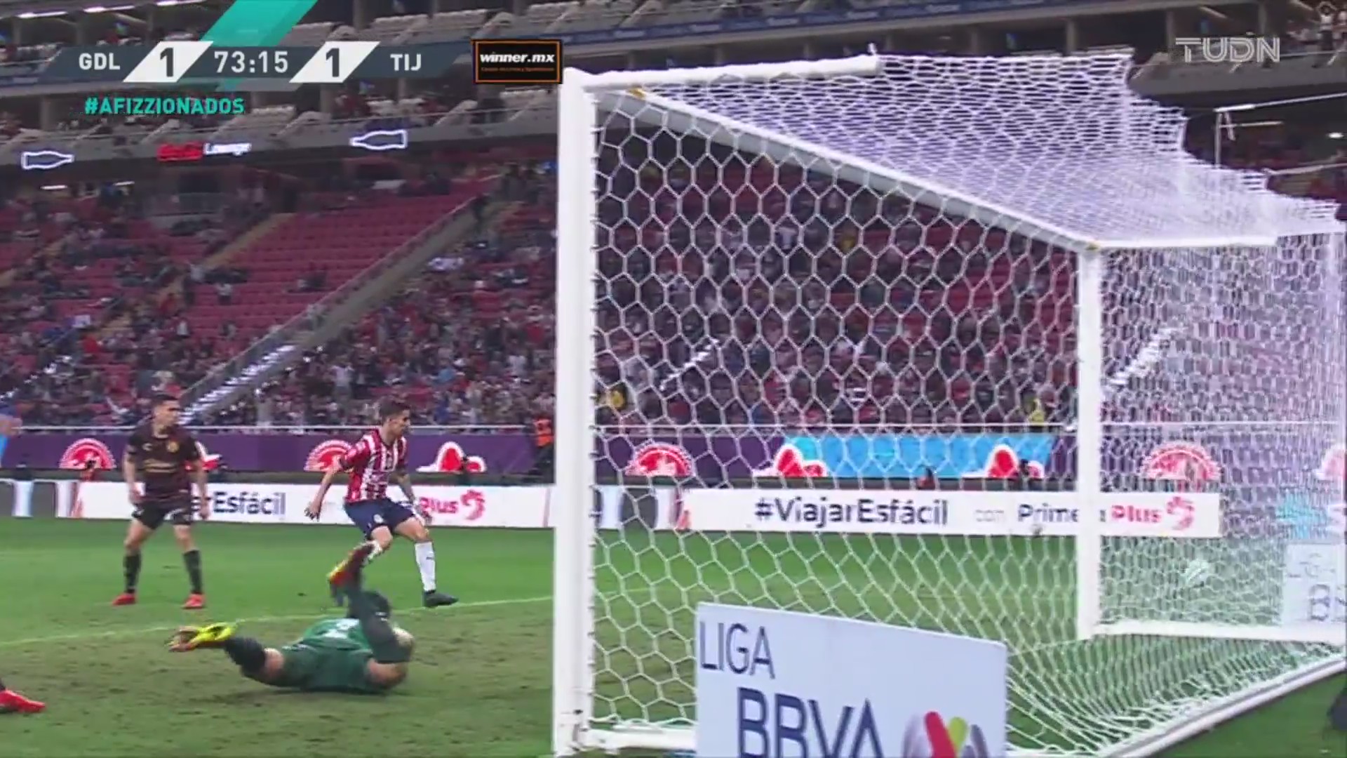 ¡A nada del segundo! Torres cruza el disparo y raspa el poste ...