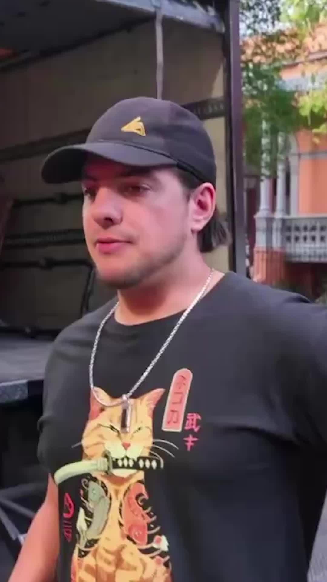 032625-Par-de-ideotas-La-broma-short-clean | ViX | Univision