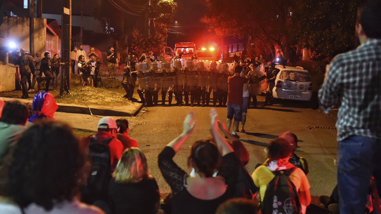 La primera noche de Lula en prisión causa protestas de sus partidarios ...