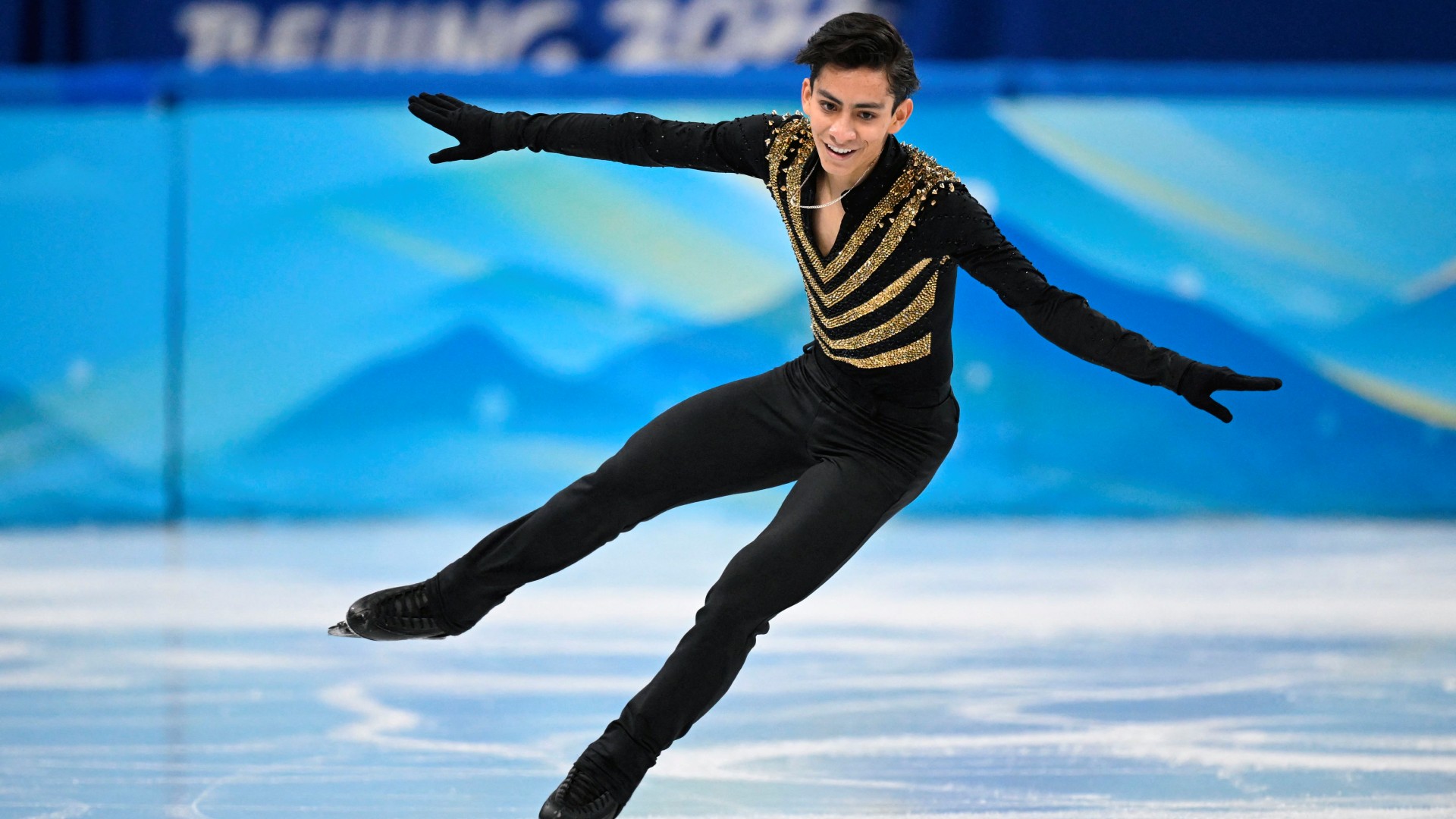 Donovan Carrillo deslumbra como modelo en sesión de fotos para revista ...