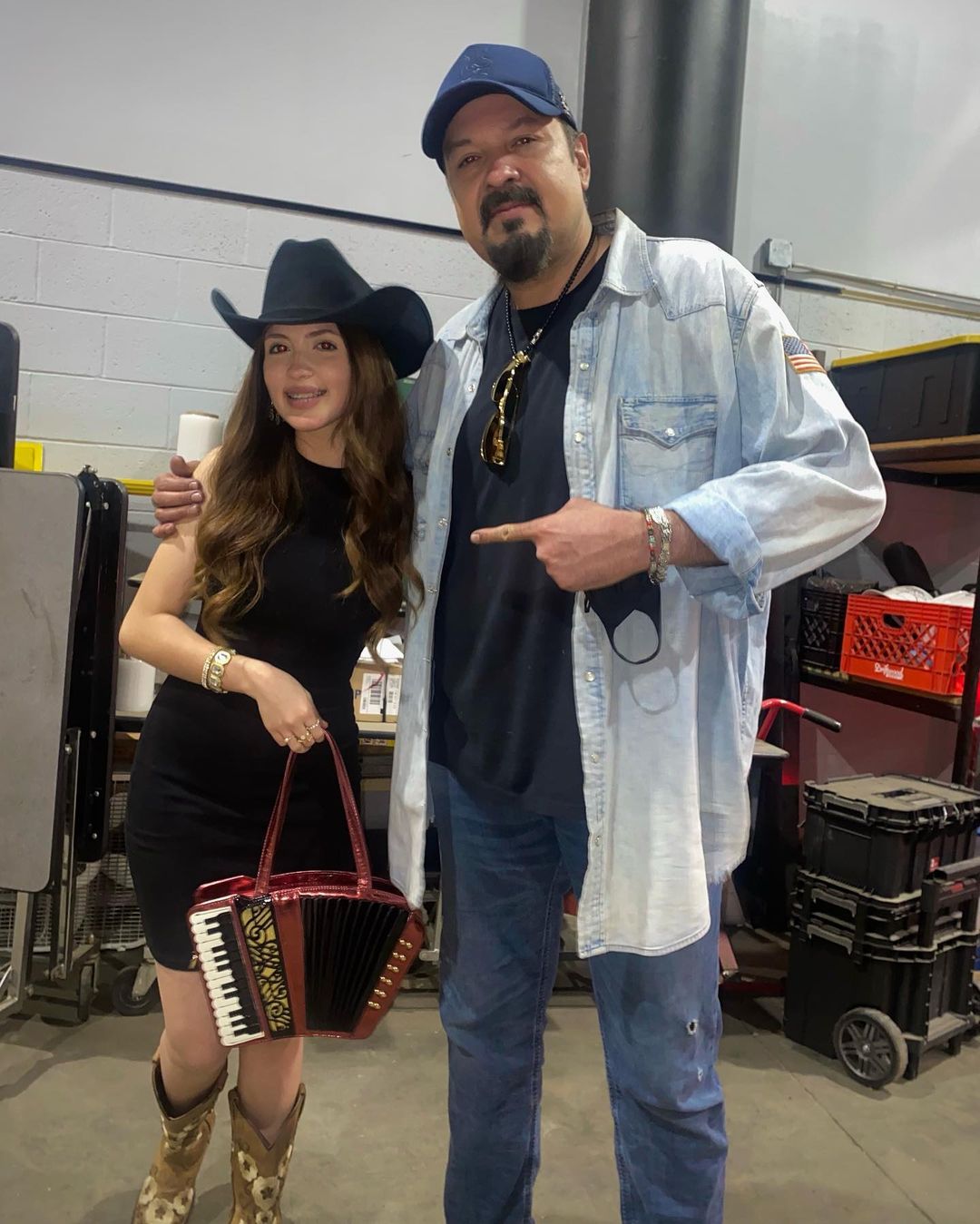 Pepe Aguilar firma a Irany, la primera artista exclusiva para ...