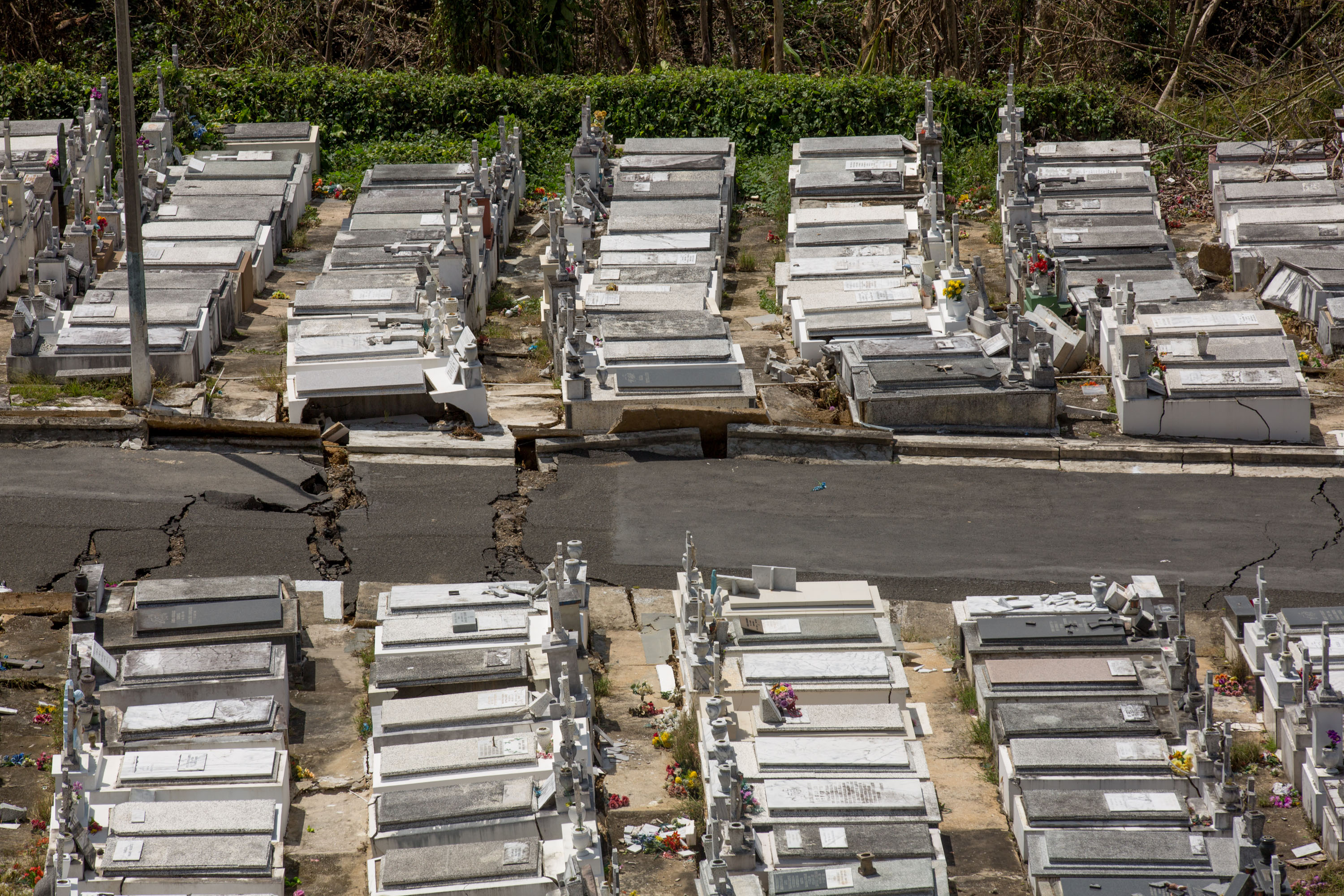 No cemeteries or power. The difficulties of burying the dead in Puerto ...