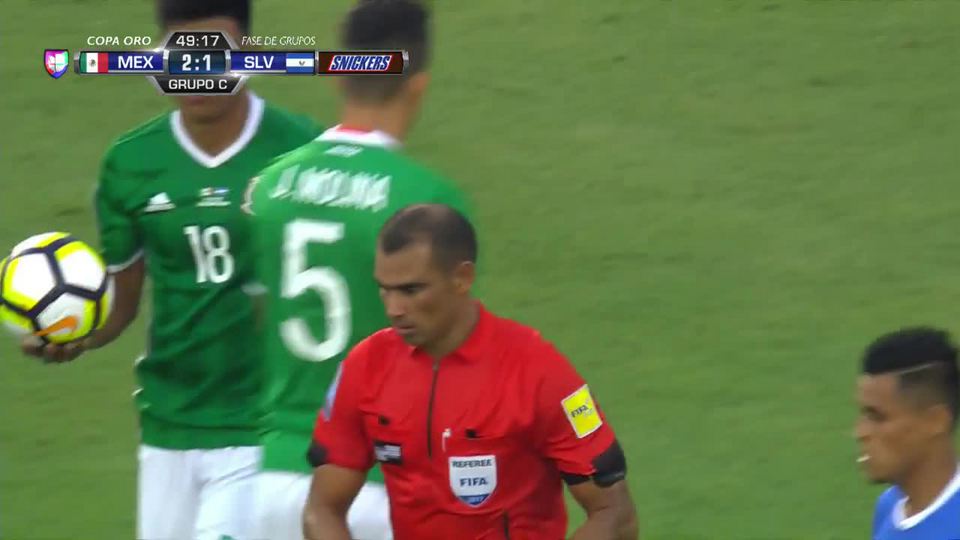 Tarjeta amarilla. El árbitro amonesta a Iván Mancia de El Salvador ...