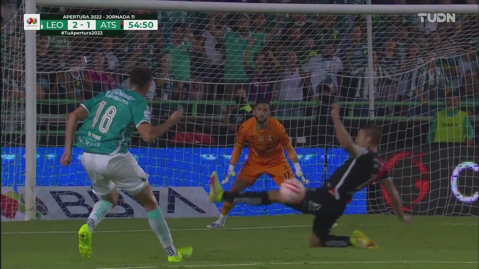 ¡Increíble! Osvaldo queda a pocos metros del marco y le pega al poste ...