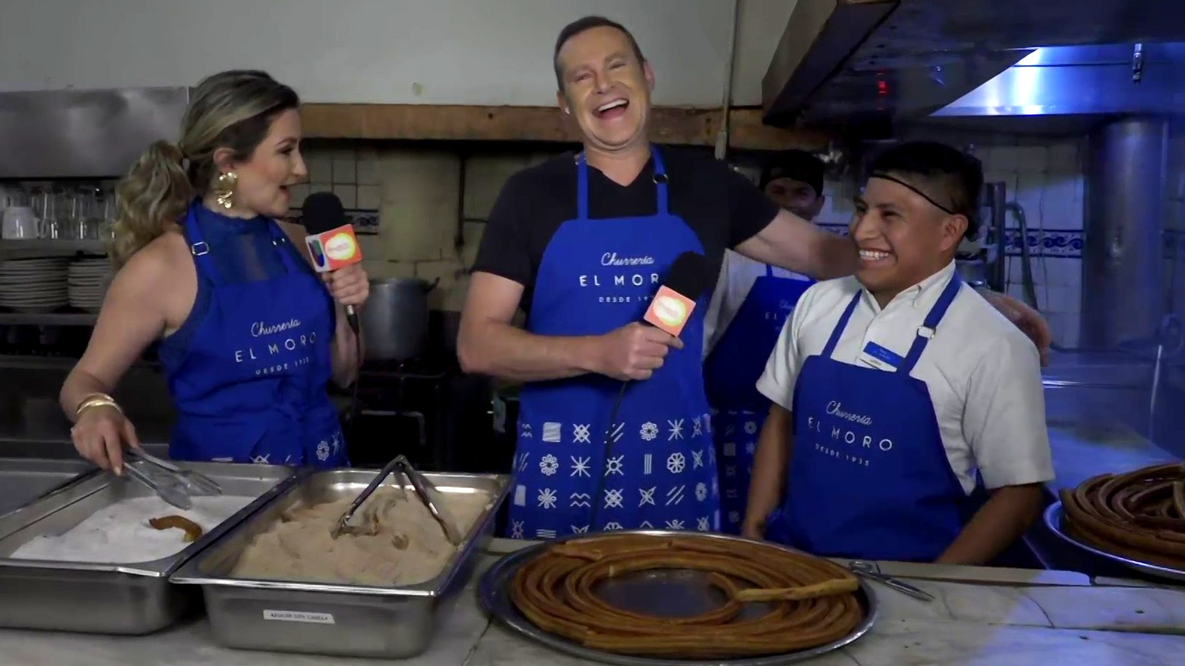 Alan Tacher puso a prueba sus habilidades como churrero en su visita a ...