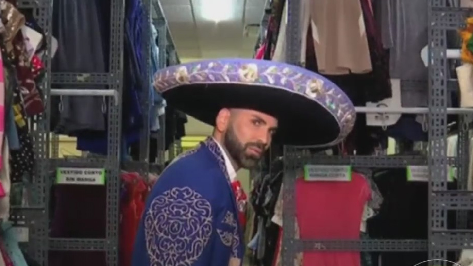 Jomari Goyso terminó vestido de charro al visitar el clóset más grande del mundo de las novelas ...