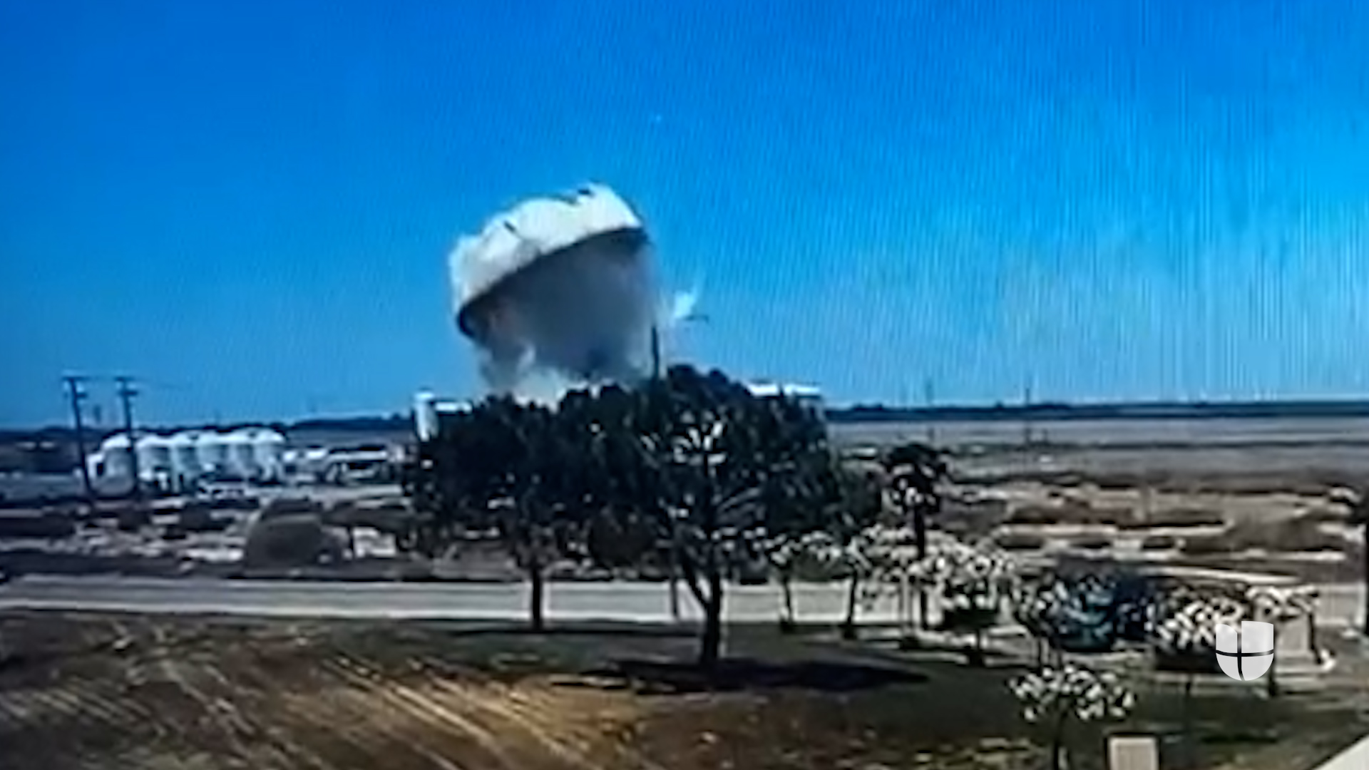 El momento en que explota el tanque de agua en Lemoore | Video ...