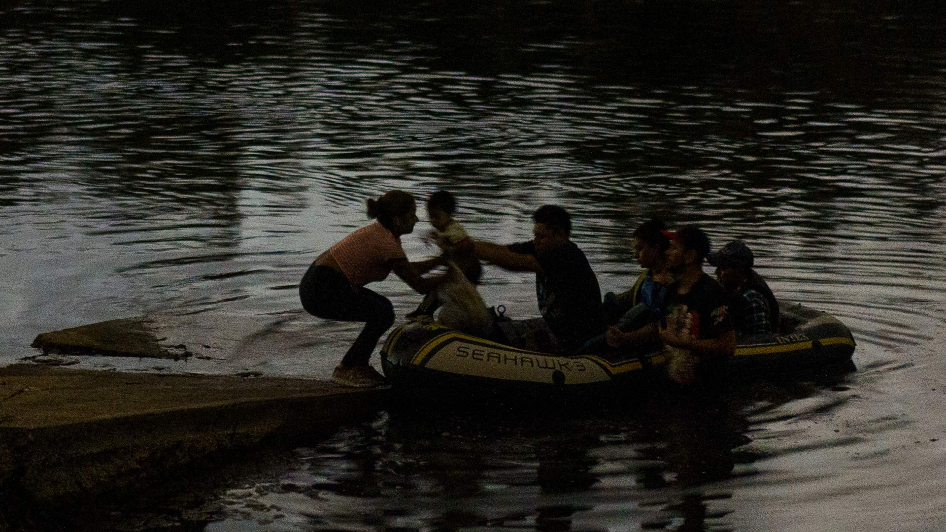 Jorge Ramos es testigo de cómo cruzan los migrantes el río Suchiate en ...