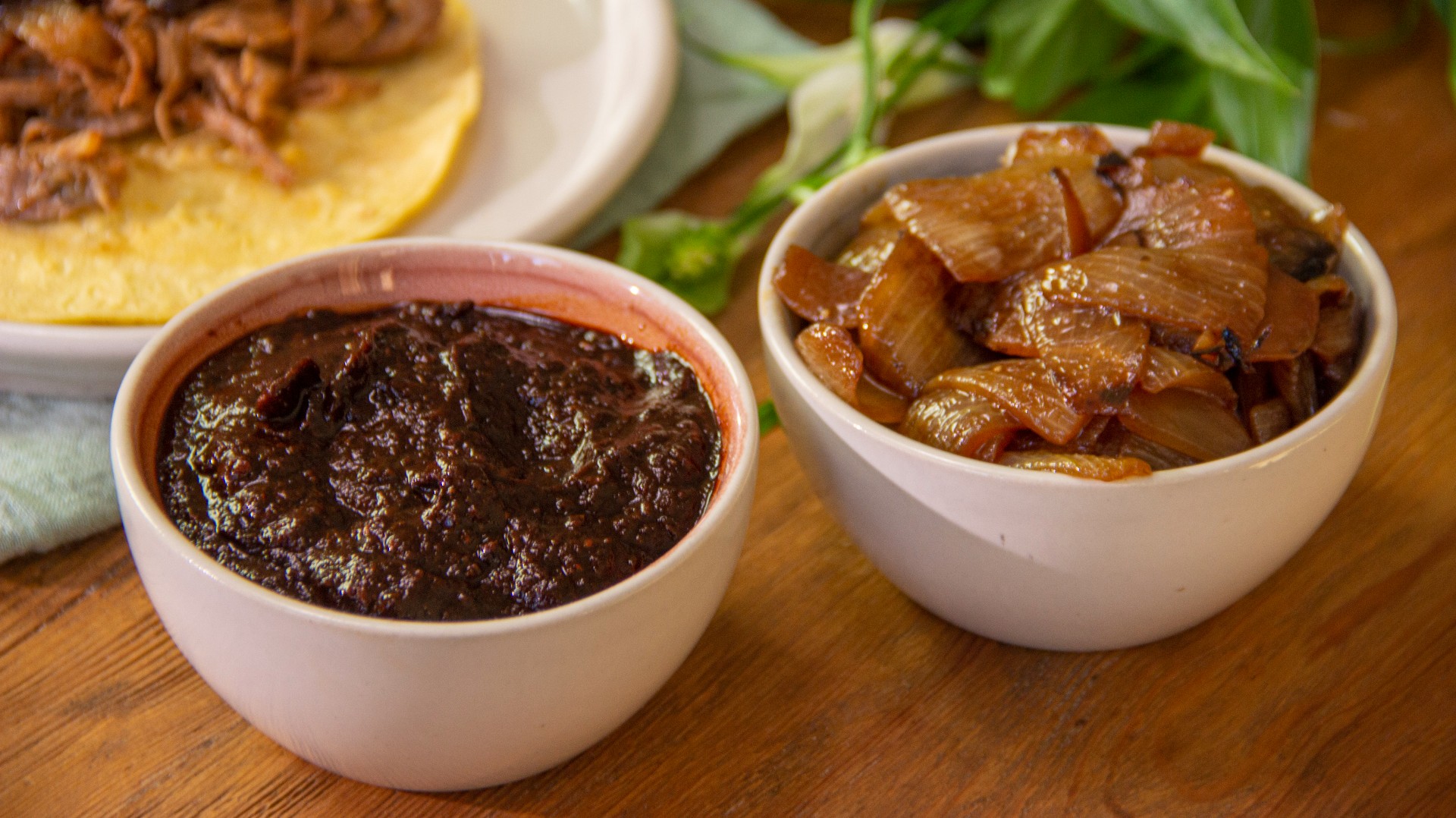 Cebollitas asadas y salsa negra para carne asada | Delicioso | Univision