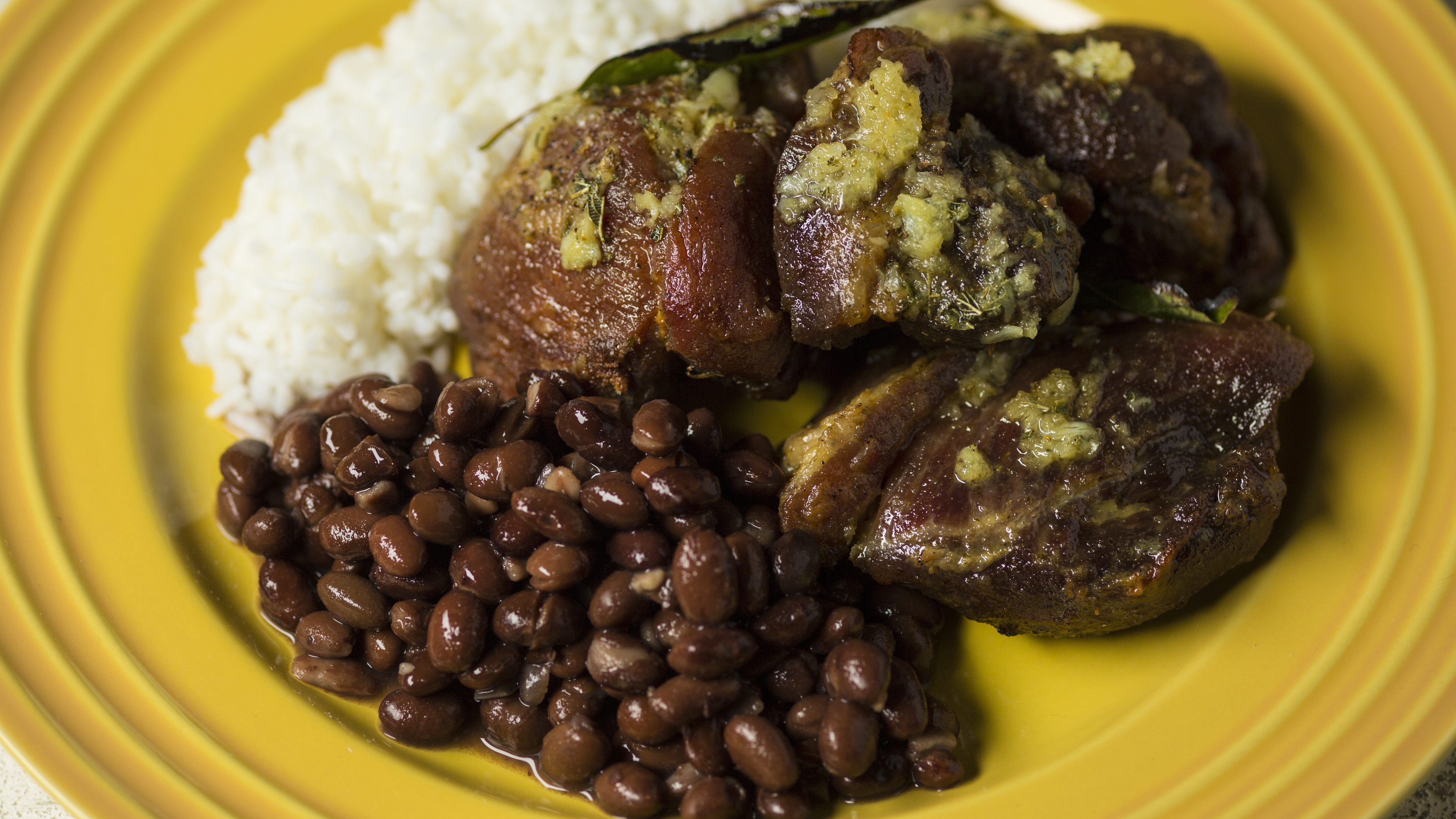 Cerdo al mojo cubano #ComoEnCasa | Noticias Univision Trending | Univision