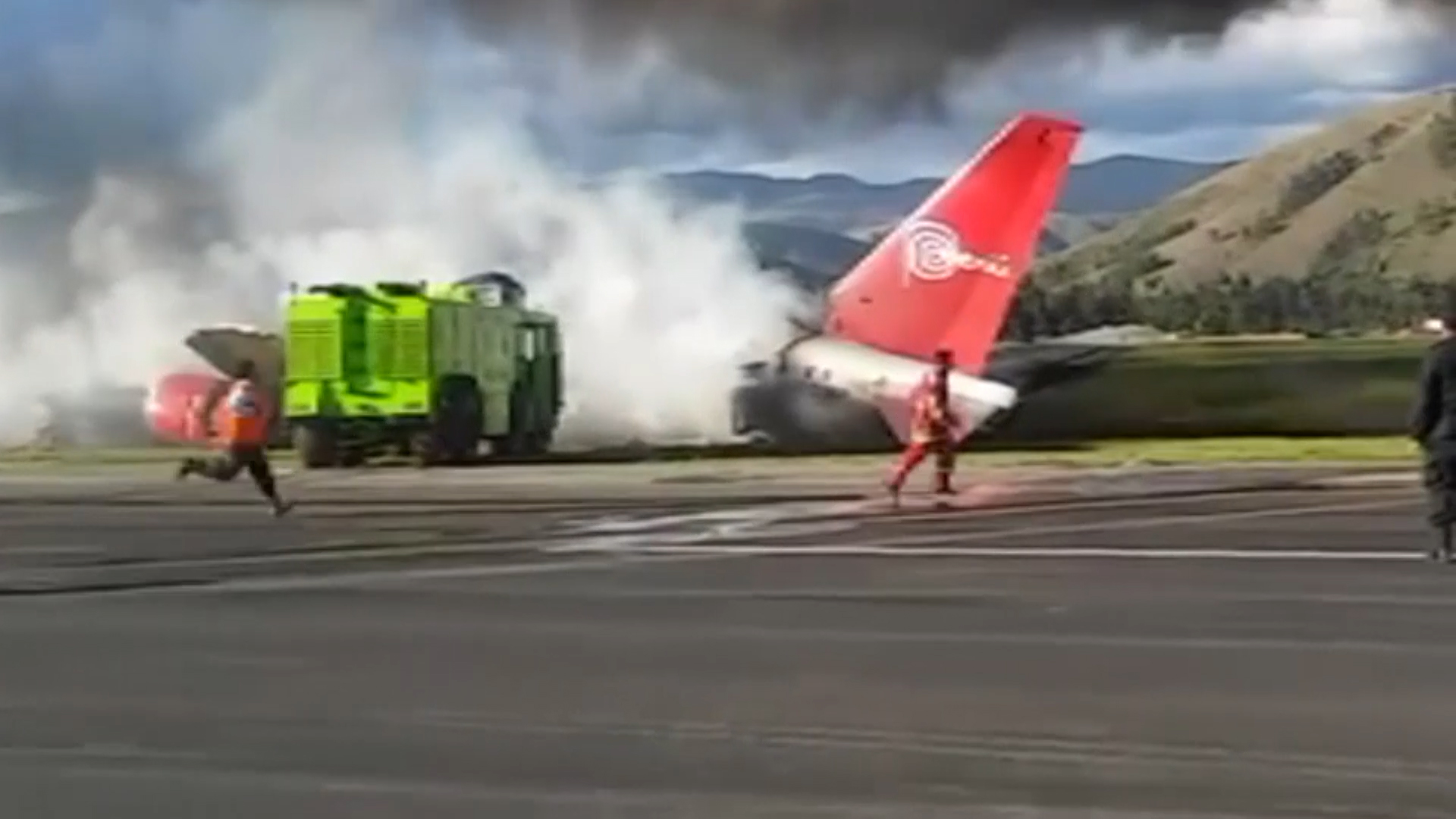 Un avión se incendia mientras aterriza en Perú, pero todos sus ...
