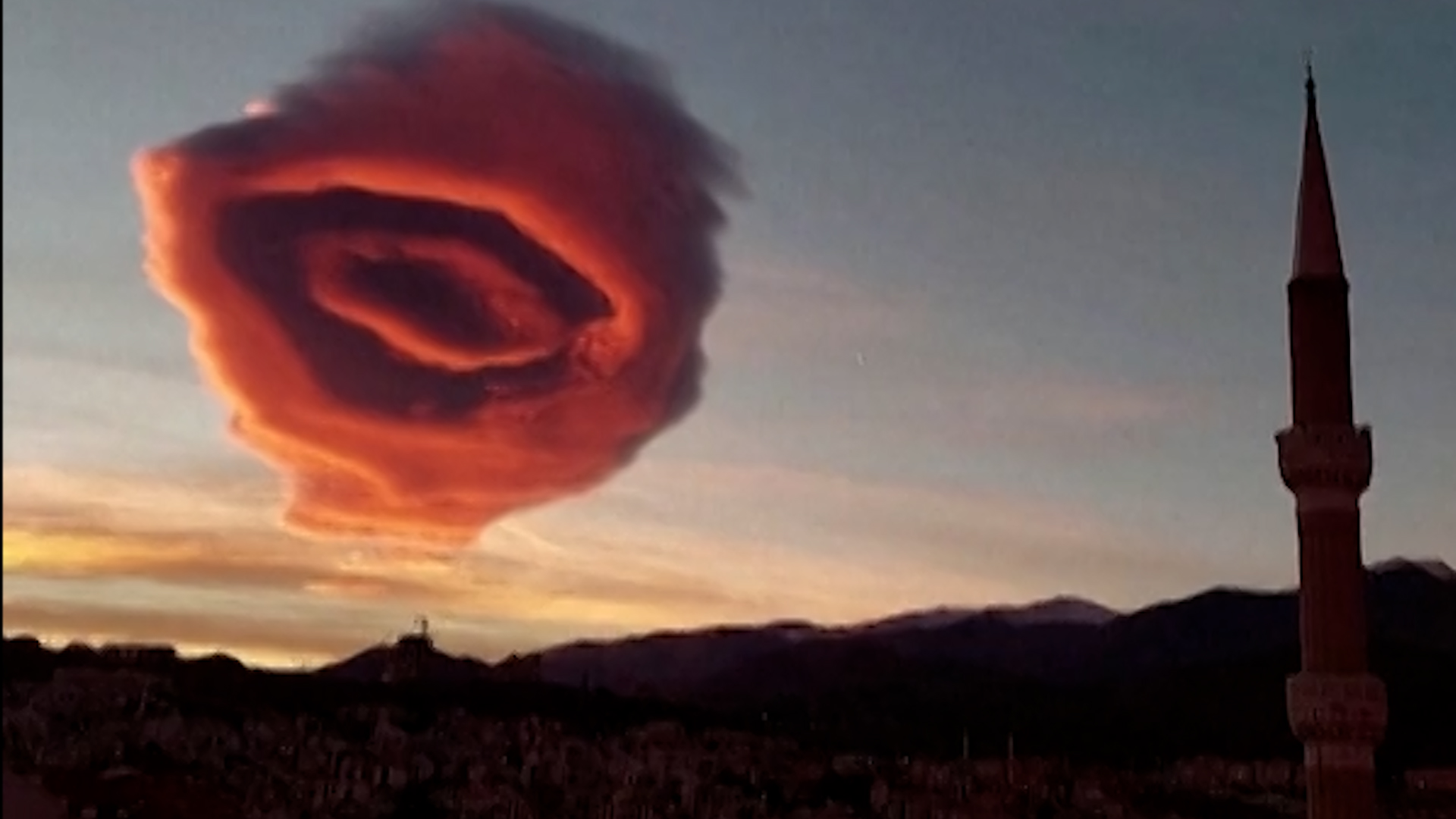 Nubes Rojas En El La Asombrosa “nube Lenticular” Captada En El