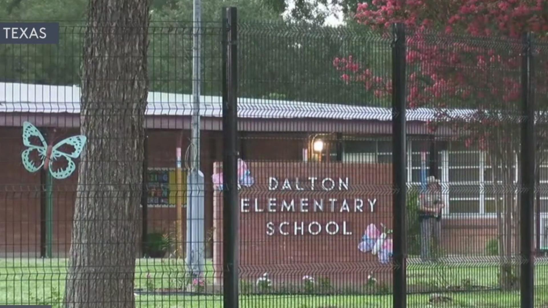 Primer día de clases en Uvalde tras la masacre del 24 de mayo en la primaria Robb | Tu Ciudad ...