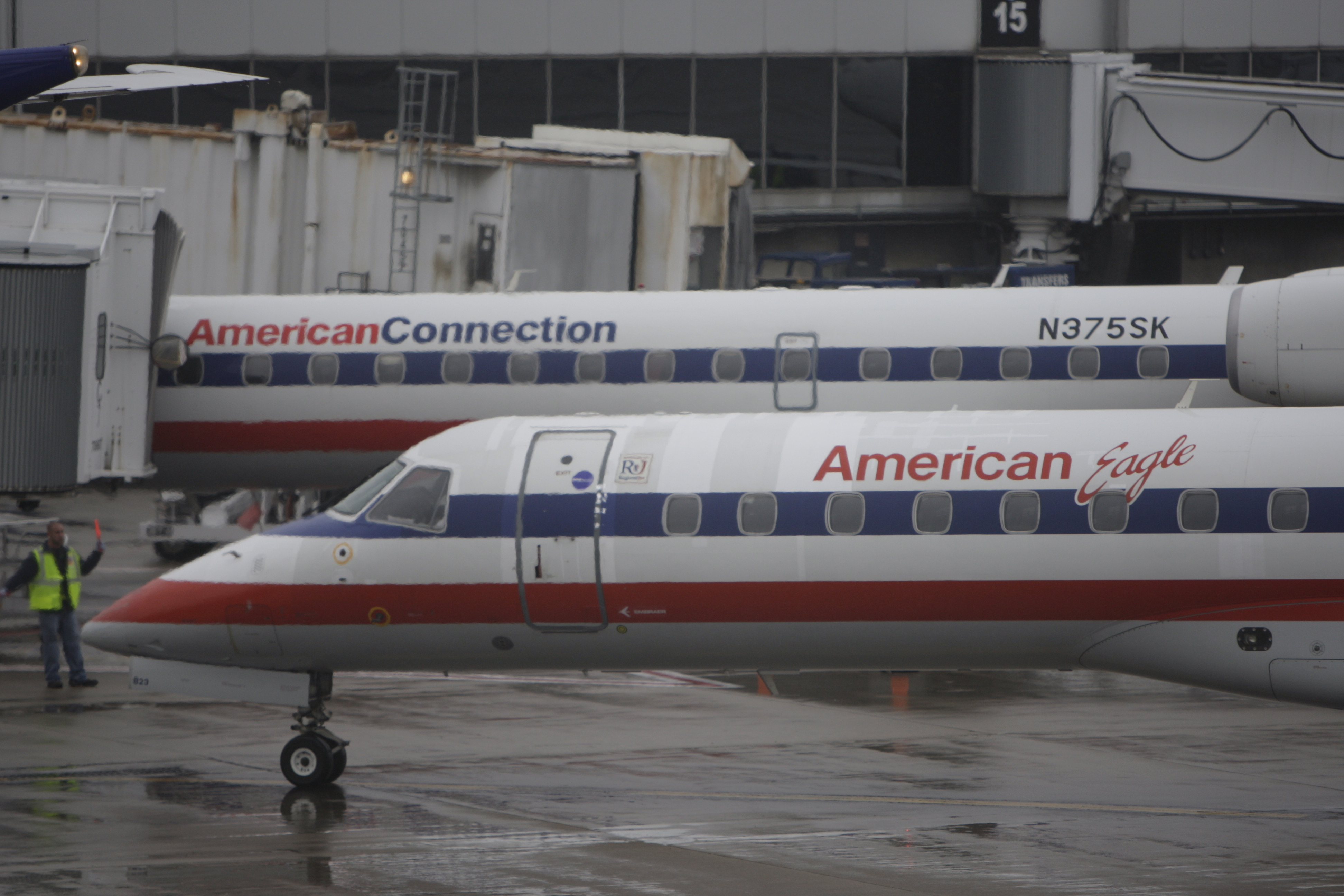 Trabajadora había sido advertida del peligro de pasar cerca de un avión ...