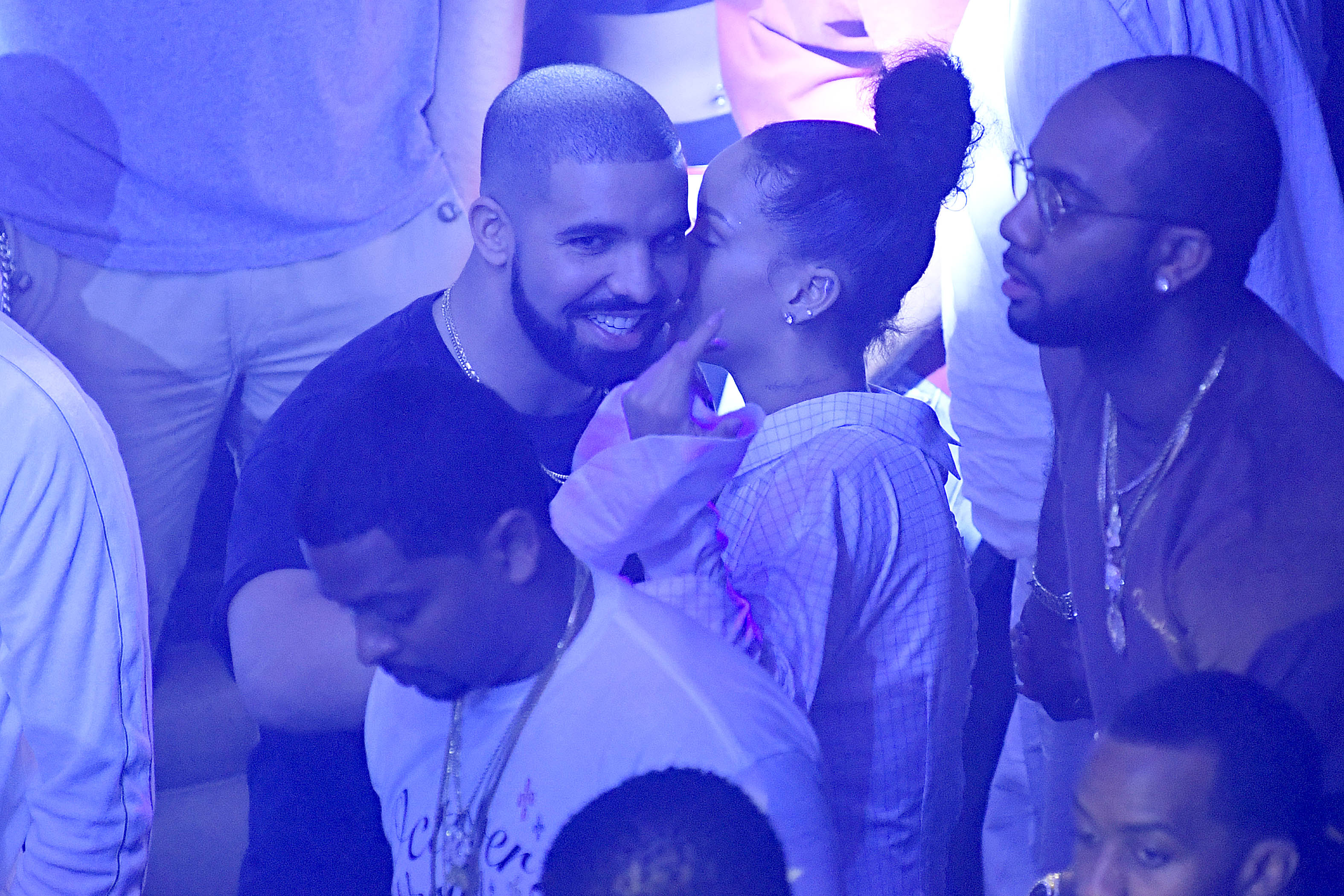Drake y Rihanna muy besucones en Miami | Realities Va Por Ti | Univision