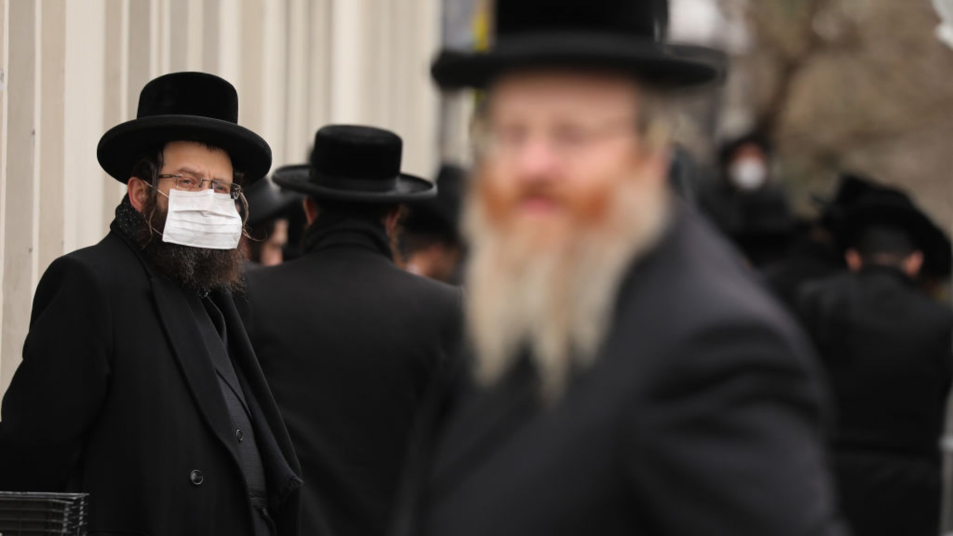 Covid-19: Asistencia masiva sin distanciamiento social al funeral de un ...