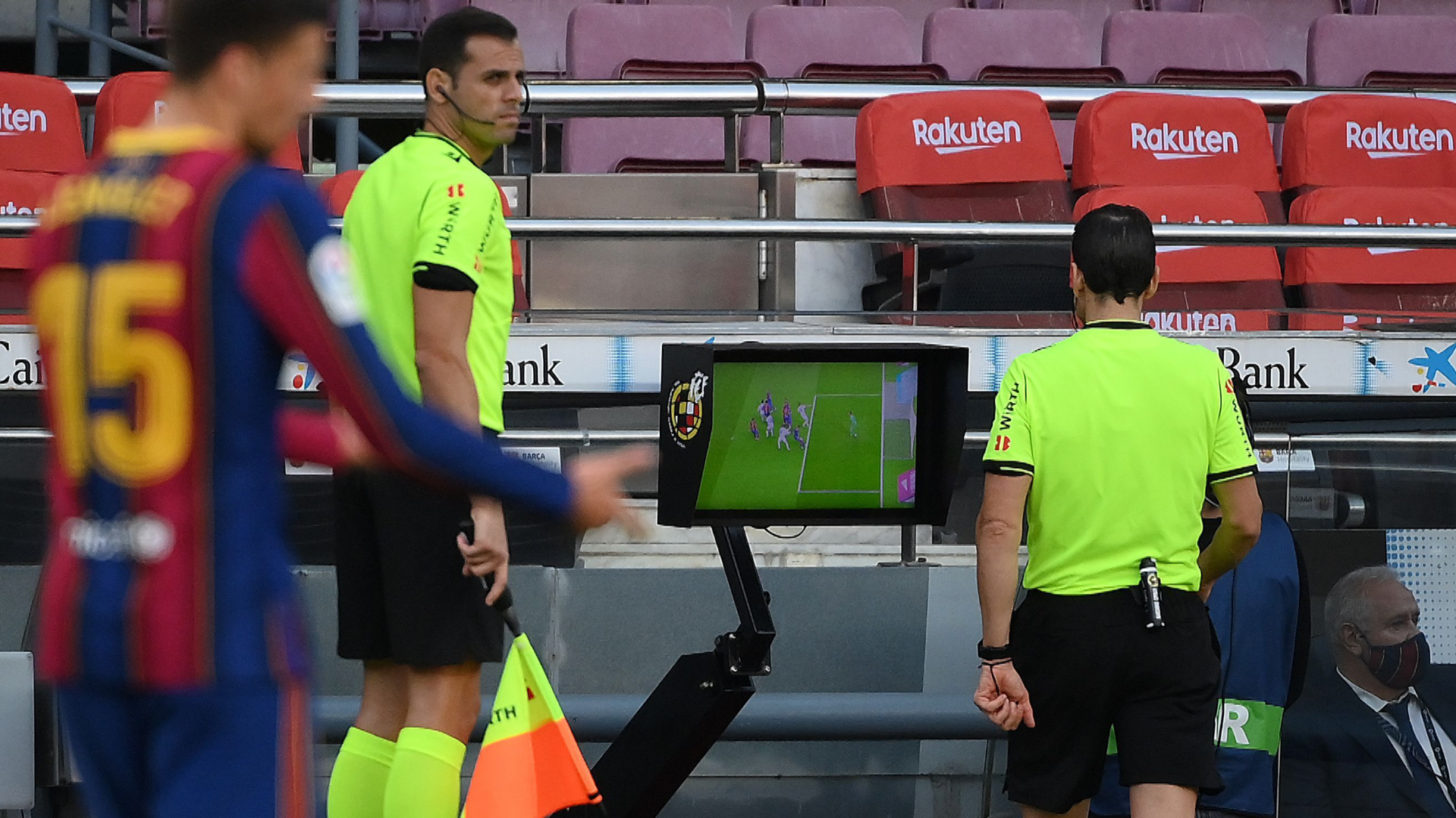 Asistente indicó que no había penal a Sergio Ramos en el Clásico | TUDN ...