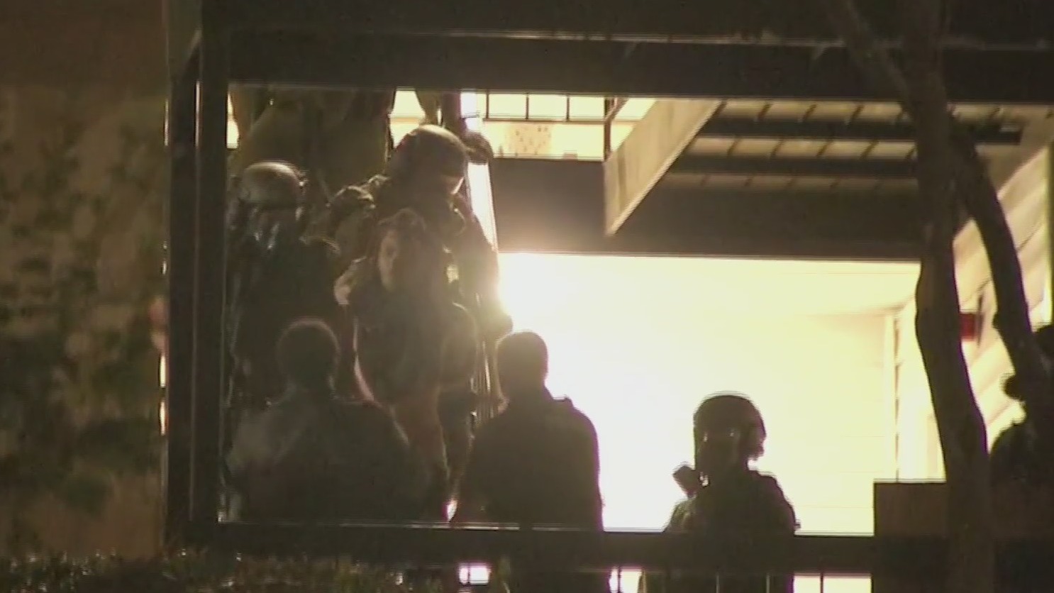 Rescatan a una mujer y una niña en Marietta luego de una situación SWAT ...