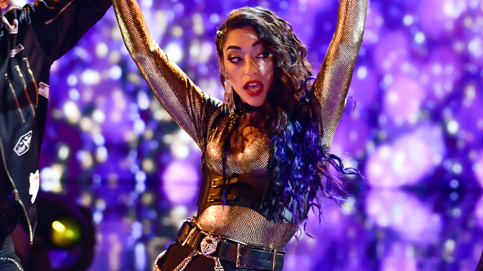 Bailar mientras canta llena de halagos a Vikina tras su interpretación ...