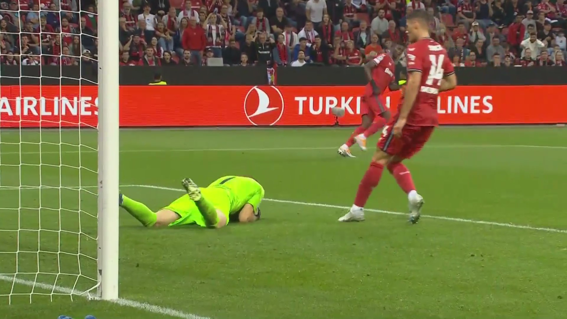 ¡Impacto directo! Diaby se anima y en el fondo Ivo Grbic contiene ...