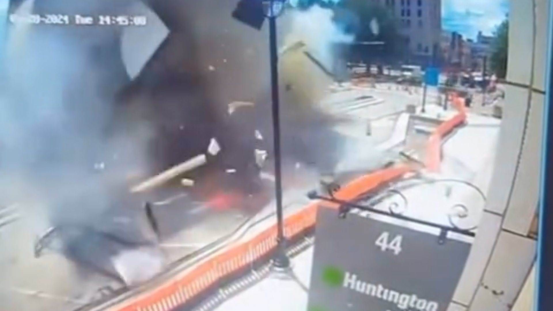 El momento en que un edificio explota por una posible fuga de gas: hay un muerto y varios ...