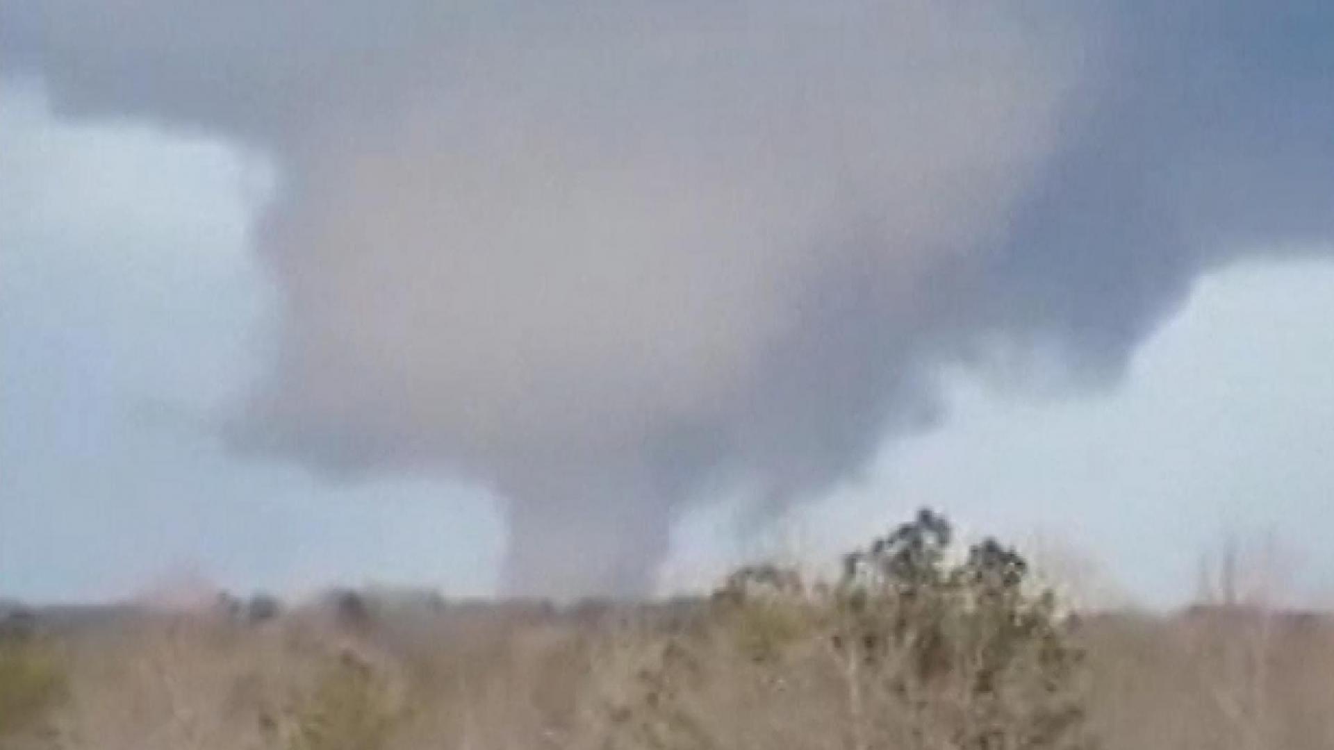 Aterradoras imágenes de los tornados que dejaron una estela de destrucción en el sur de EEUU ...