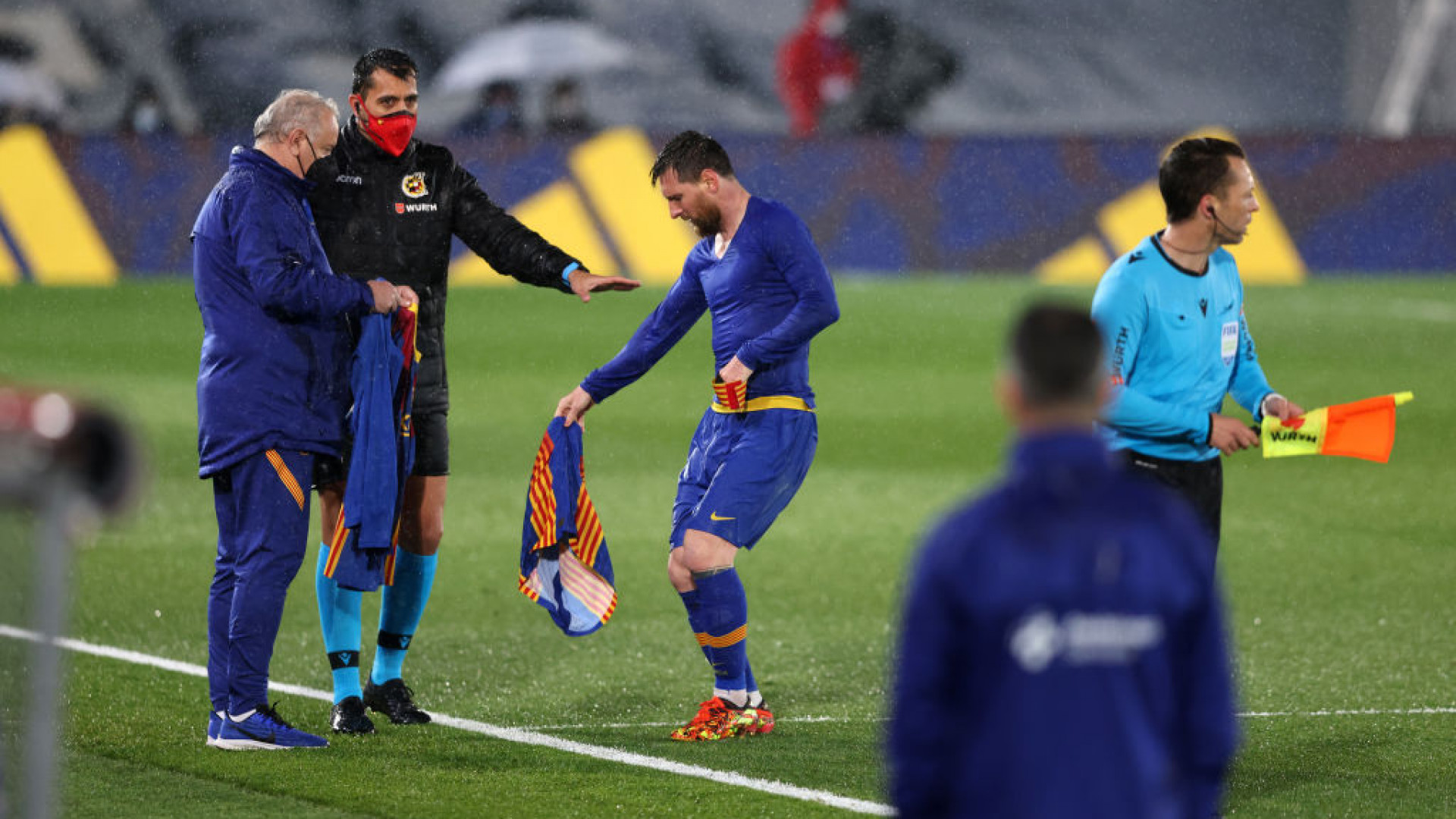 Messi se vio temblando de frío durante el encuentro entre el Barcelona ...