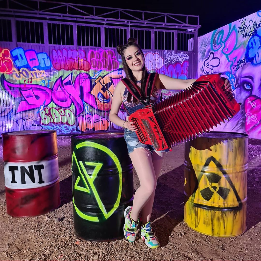 Las 'Travesuras' de Janeth Valenzuela emocionan en su video oficial a ...