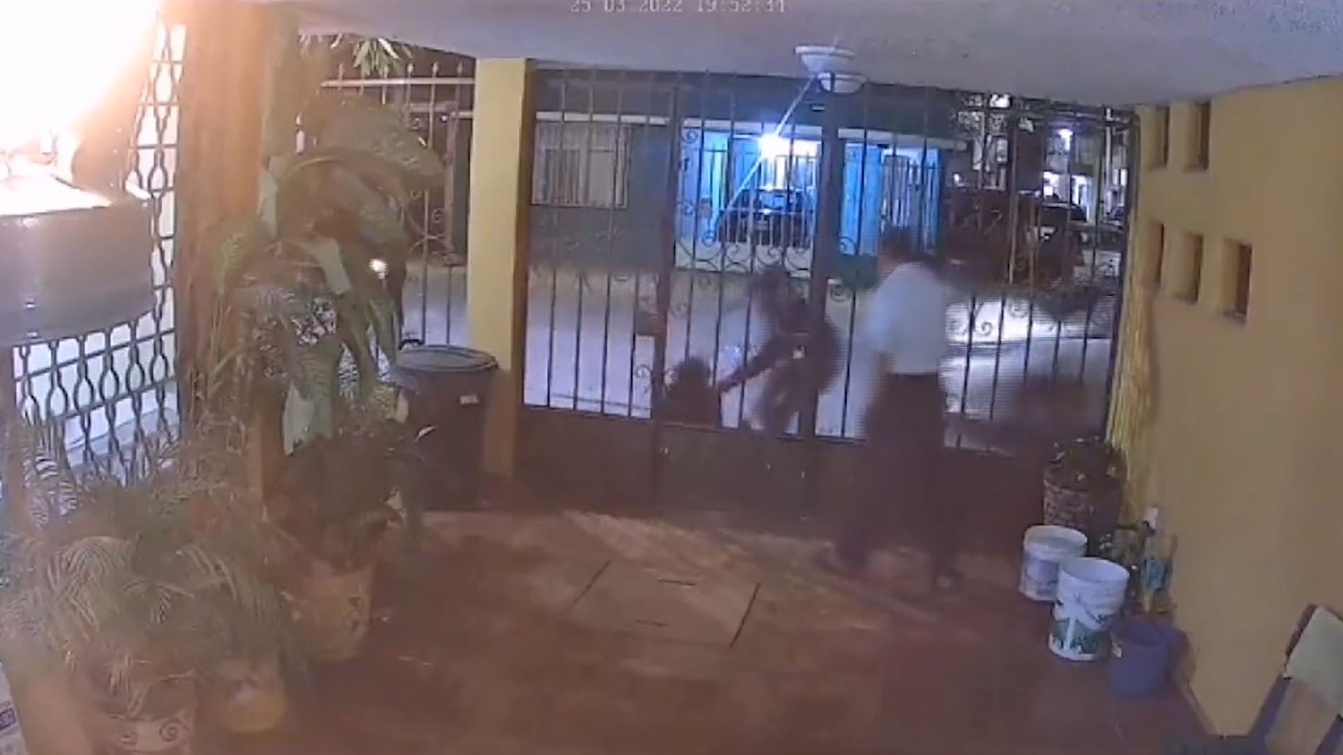 Imágenes fuertes: Cámara capta el momento en que una mujer fue ...