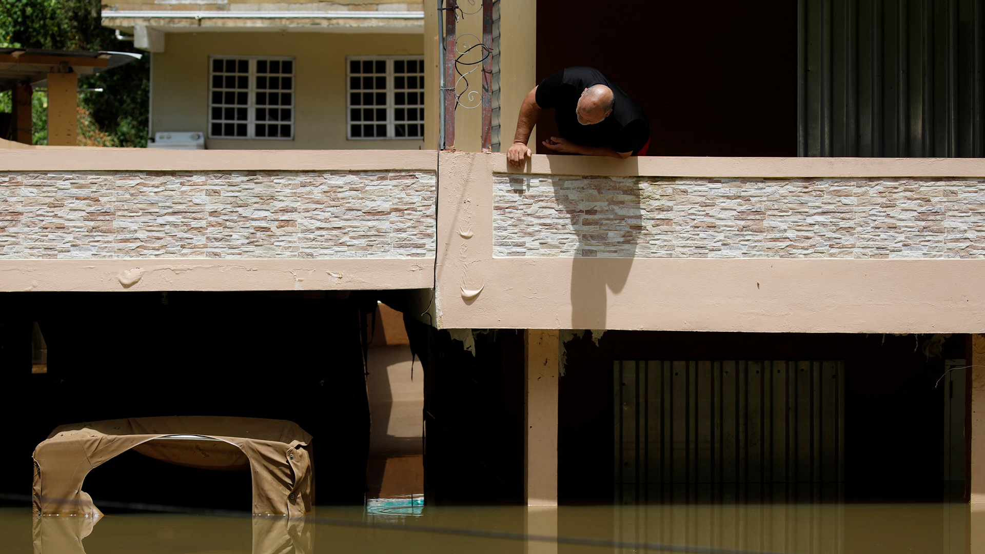 Inundada con aguas negras, así está una zona de Puerto Rico tras el ...
