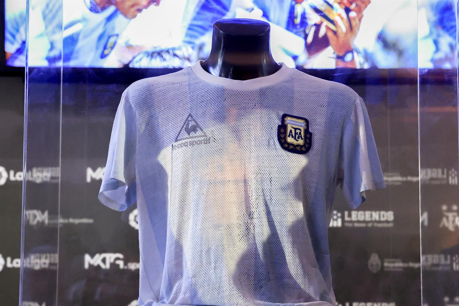 Matthäus dona la playera de Maradona de la Final del Mundial México ...