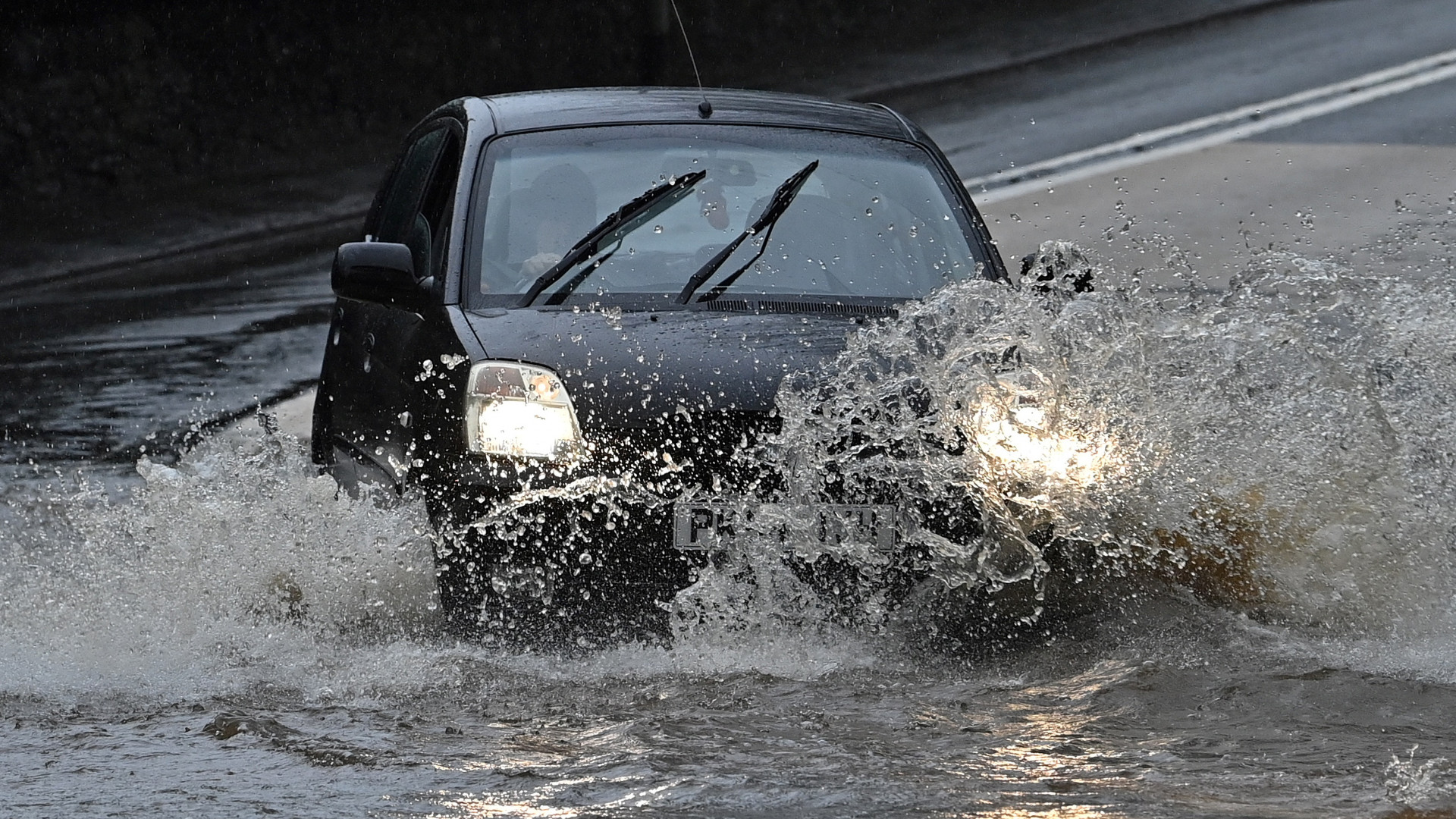 Esto es lo que debes hacer si tu auto se queda atrapado en una via ...