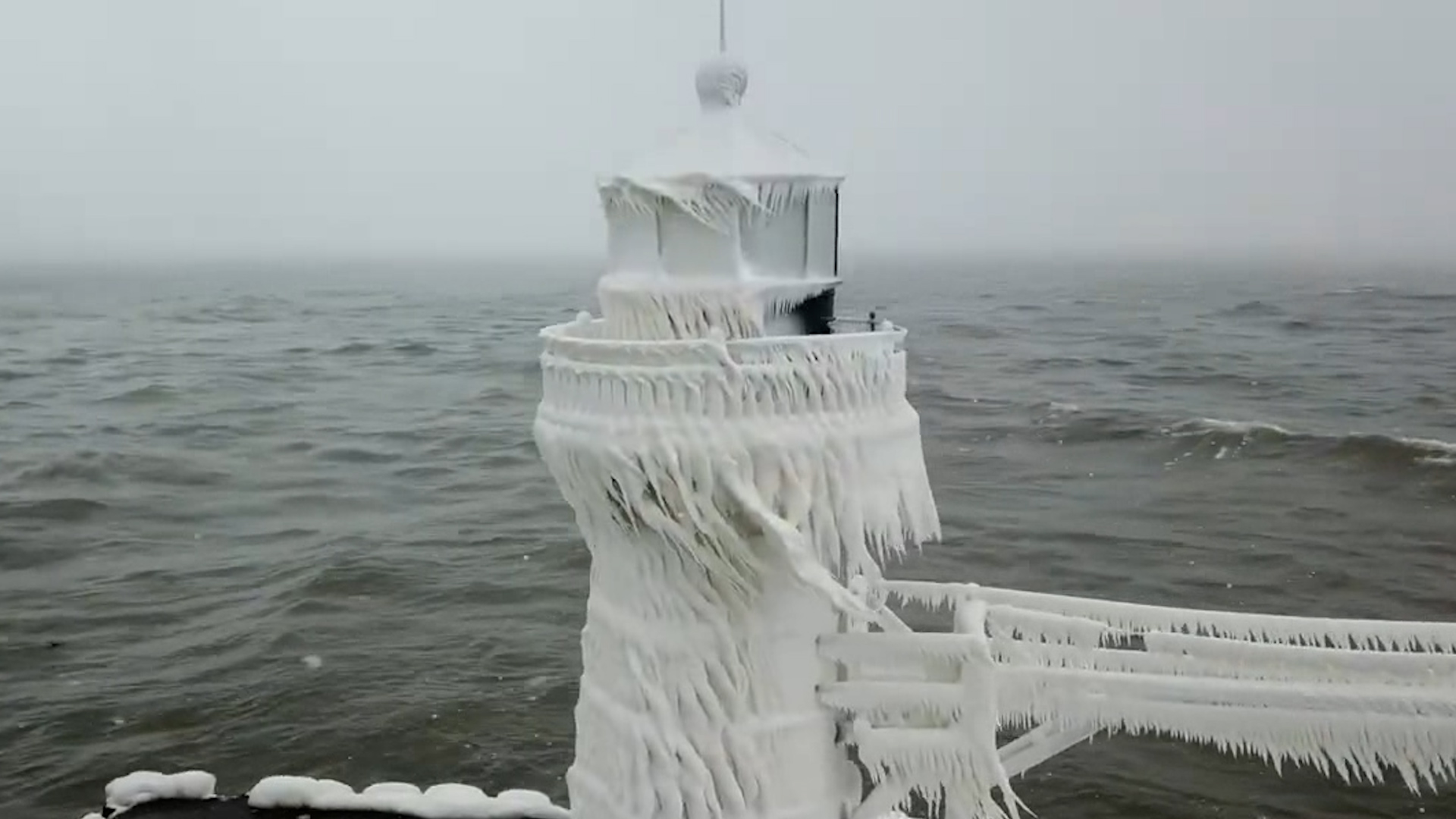 En video: así se ven los faros del lago Michigan completamente ...