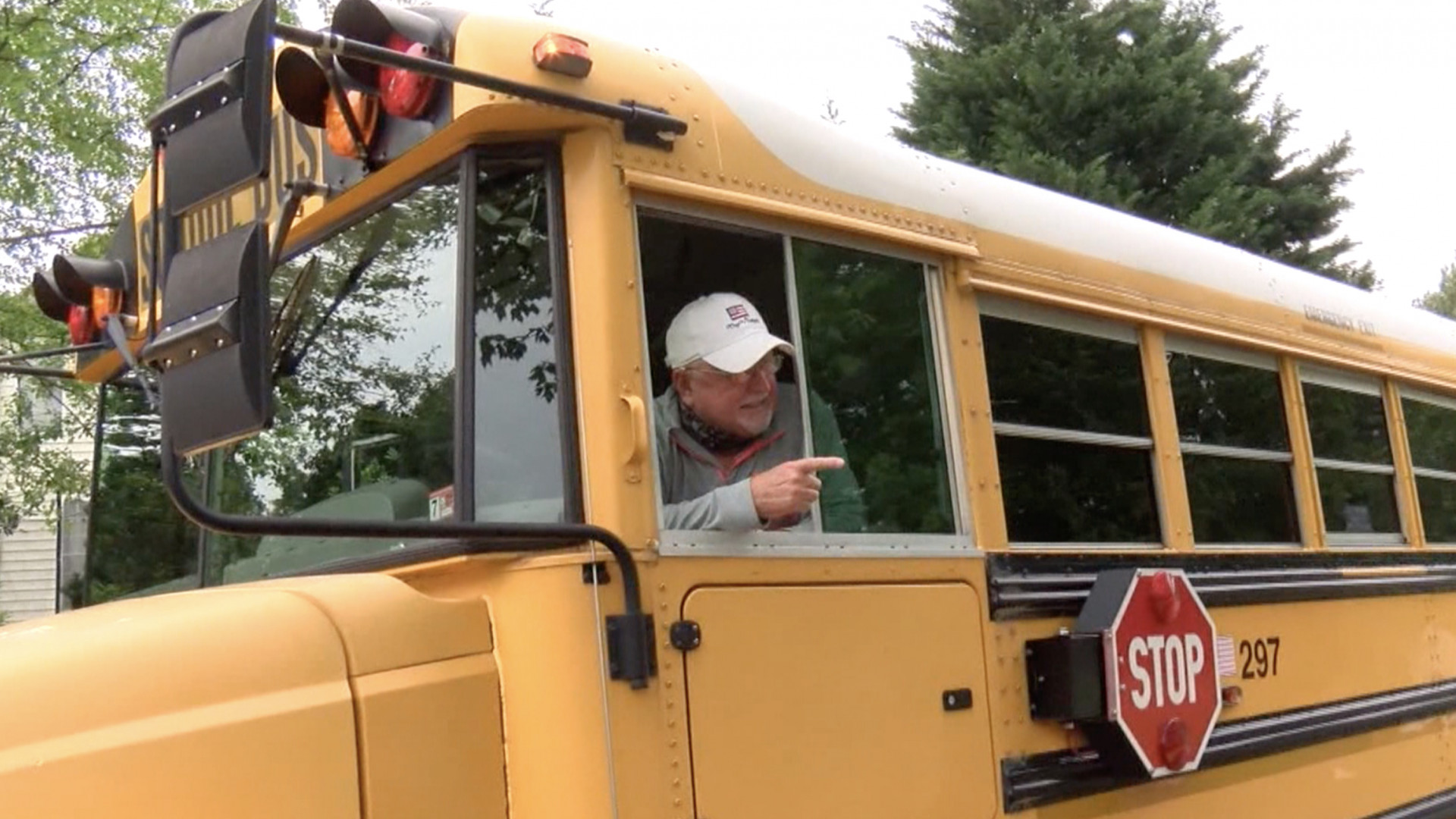 Chofer de autobús escolar se lleva enorme sorpresa en su última ruta ...