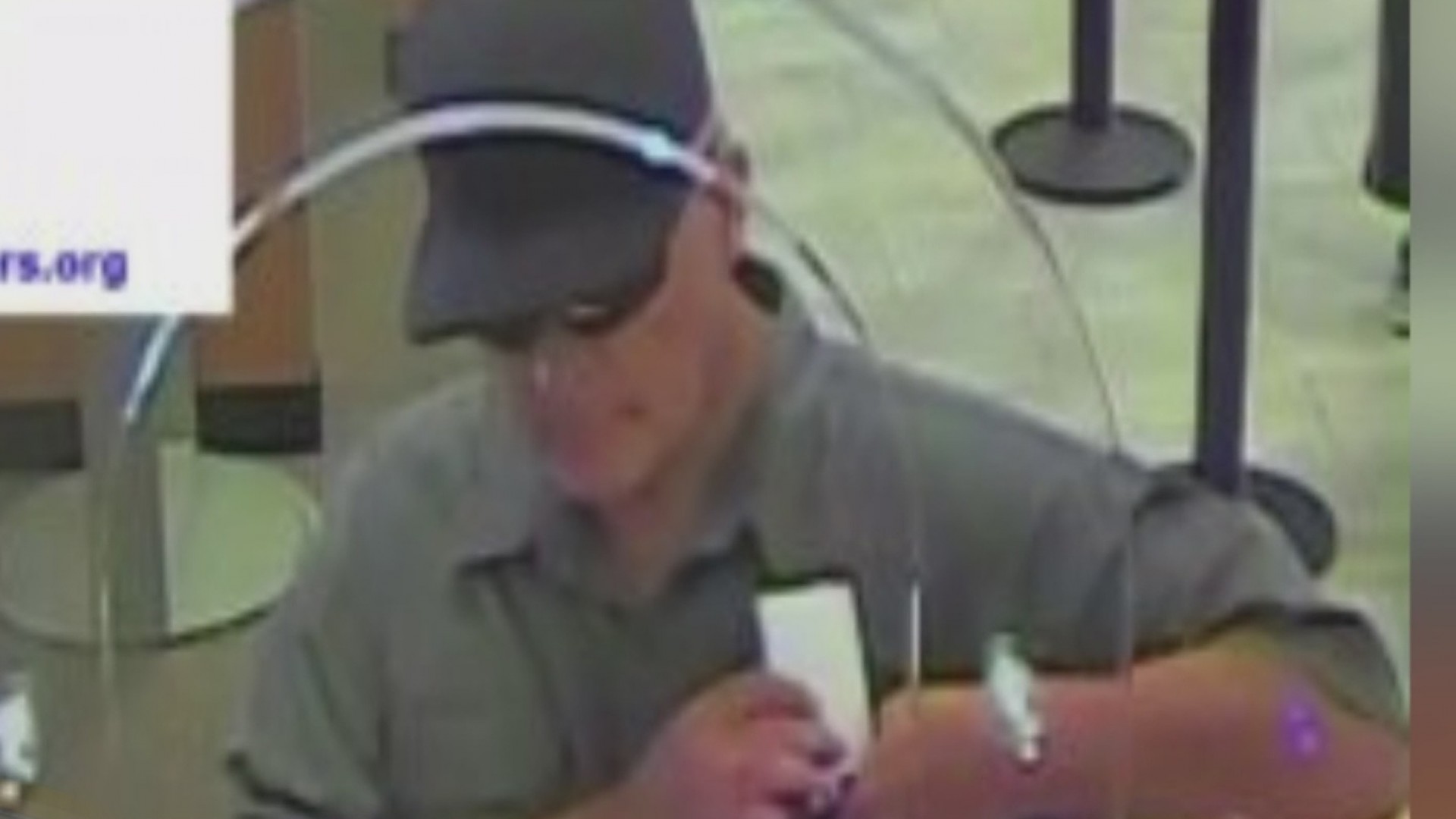 FBI busca al sospechoso de varios robos de bancos en California | Video ...