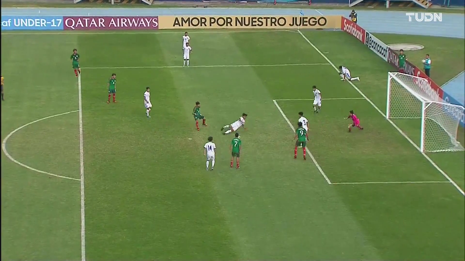 ¡Cruce salvador! Gael Álvarez dispara y se encuentra con un defensa ...