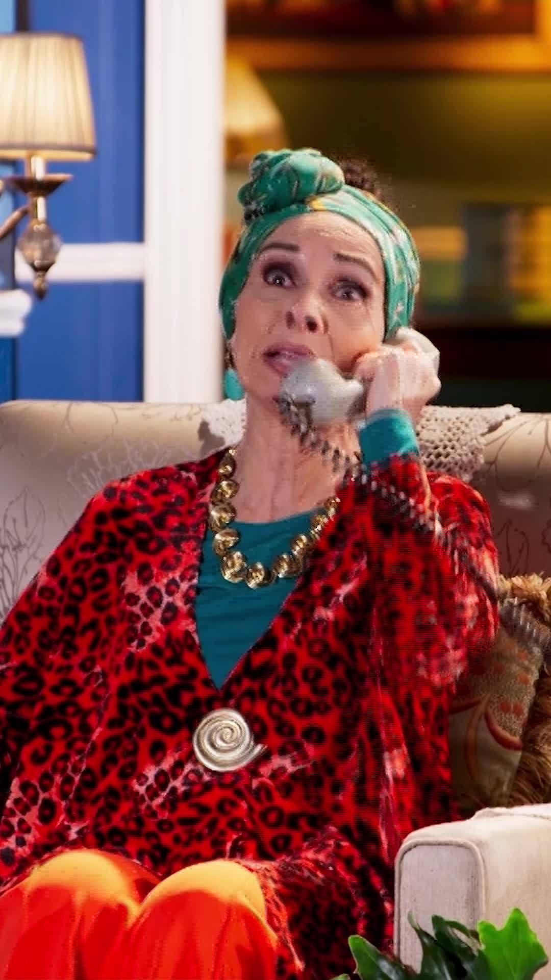 ¡El Calaco se come las mollejitas de Magda! | Series Vecinos | Univision