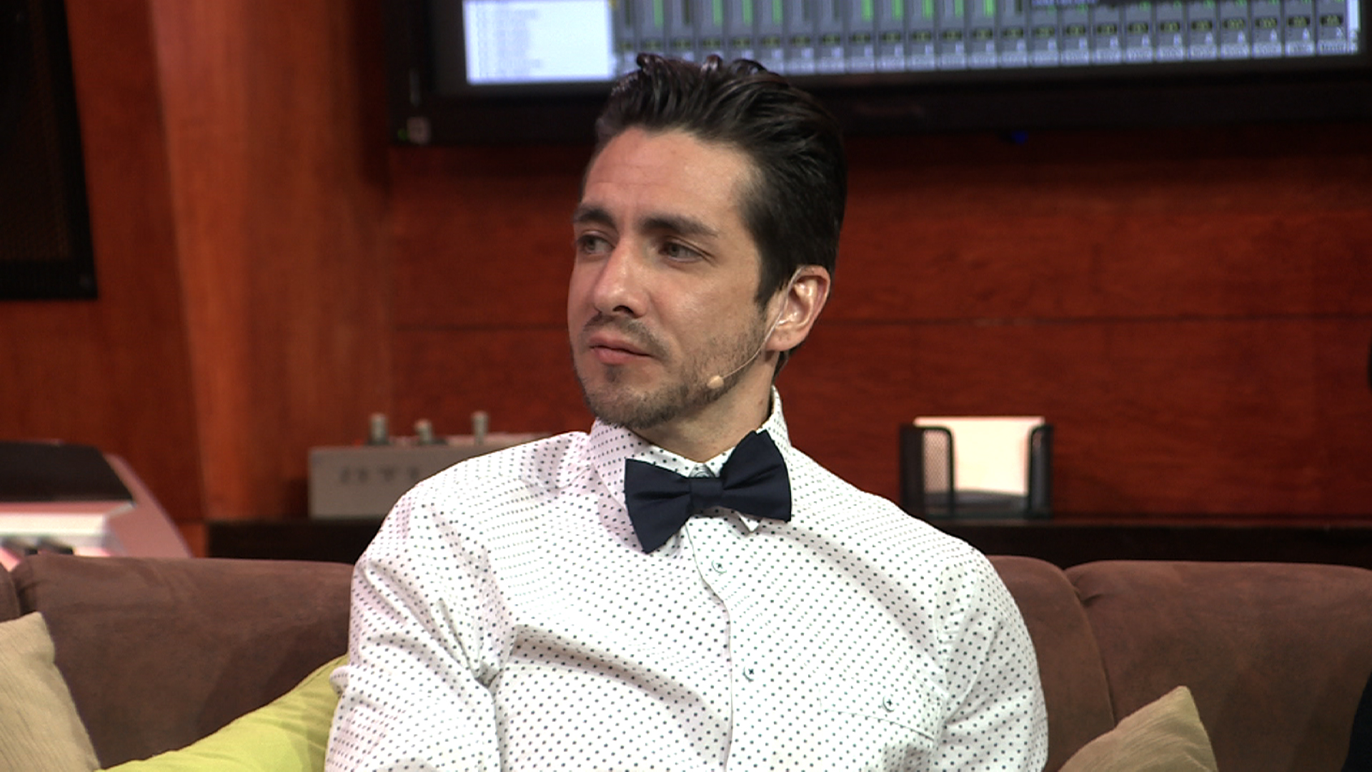 Le huelen los pies a la 'Pecueca' | Shows Plan B | Univision