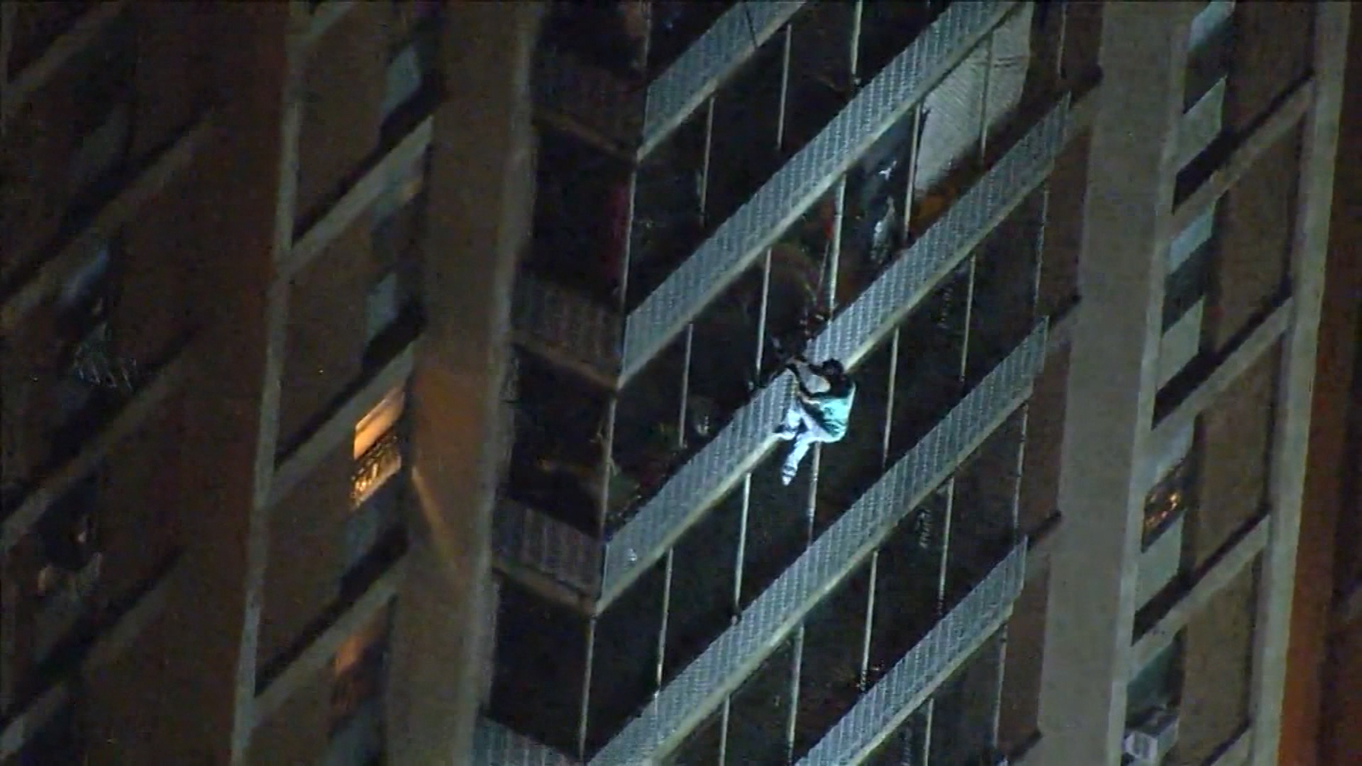 El nuevo Spider-Man de Filadelfia: un hombre escapa de un incendio escalando un edificio ...