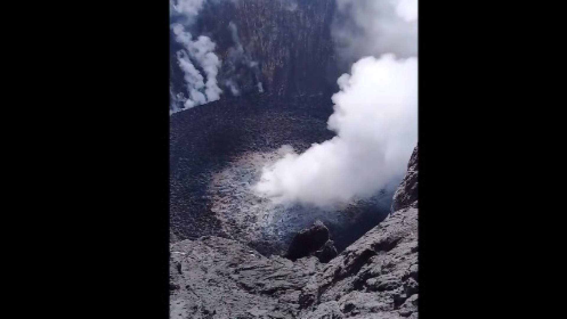 Así se ve y escucha el volcán Agung: unos escaladores se acercaron ...