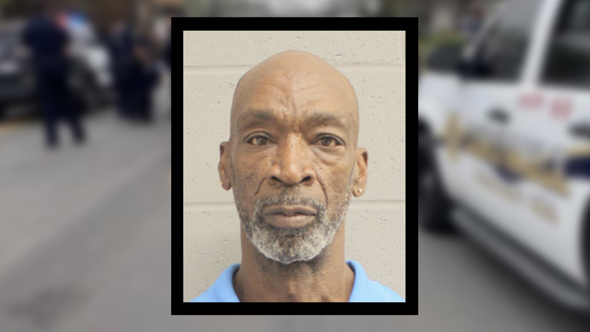 Terrence Thompson de 59 años sigue a una persona al salir de Bank of ...