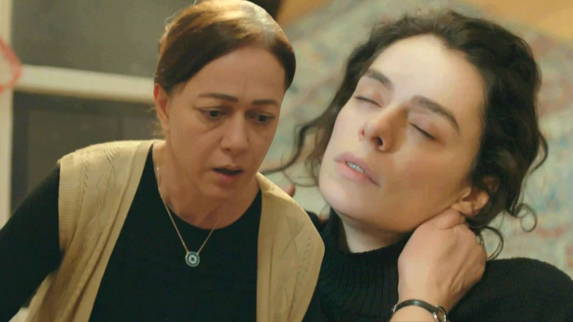 Bahar recibe el cariño de madre de Hatice ante un inesperado desmayo | Novelas Mujer | Univision