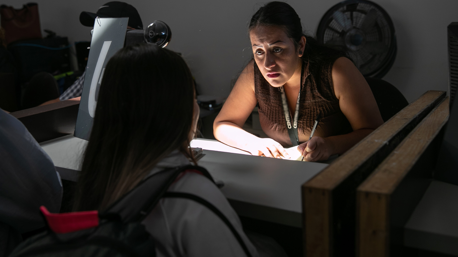 Aclaramos de qué trata el documento I 220R que se le entrega a quienes ...