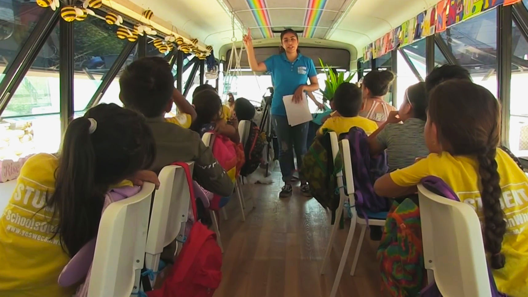 Mobile school for children at the borders opens its doors | Univision ...