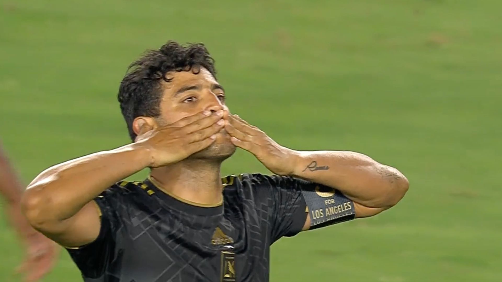 ¡Zurdazo al ángulo! Carlos Vela marca el 1-0 de LAFC con un golazo ...